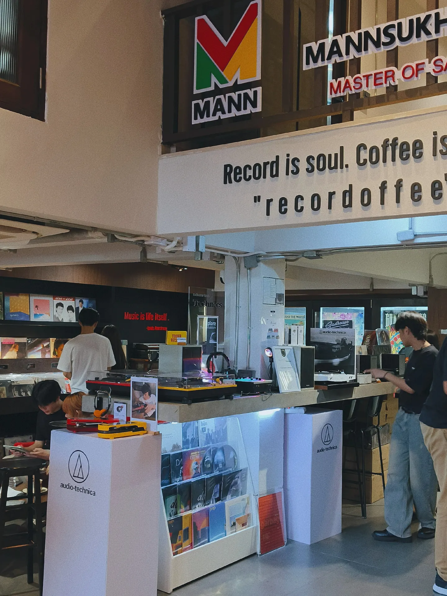Record coffee ☕ #คาฟงคาเฟ่ #ย่านหัวลำโพง | แกลเลอรีที่โพสต์โดย Im Bim | Lemon8