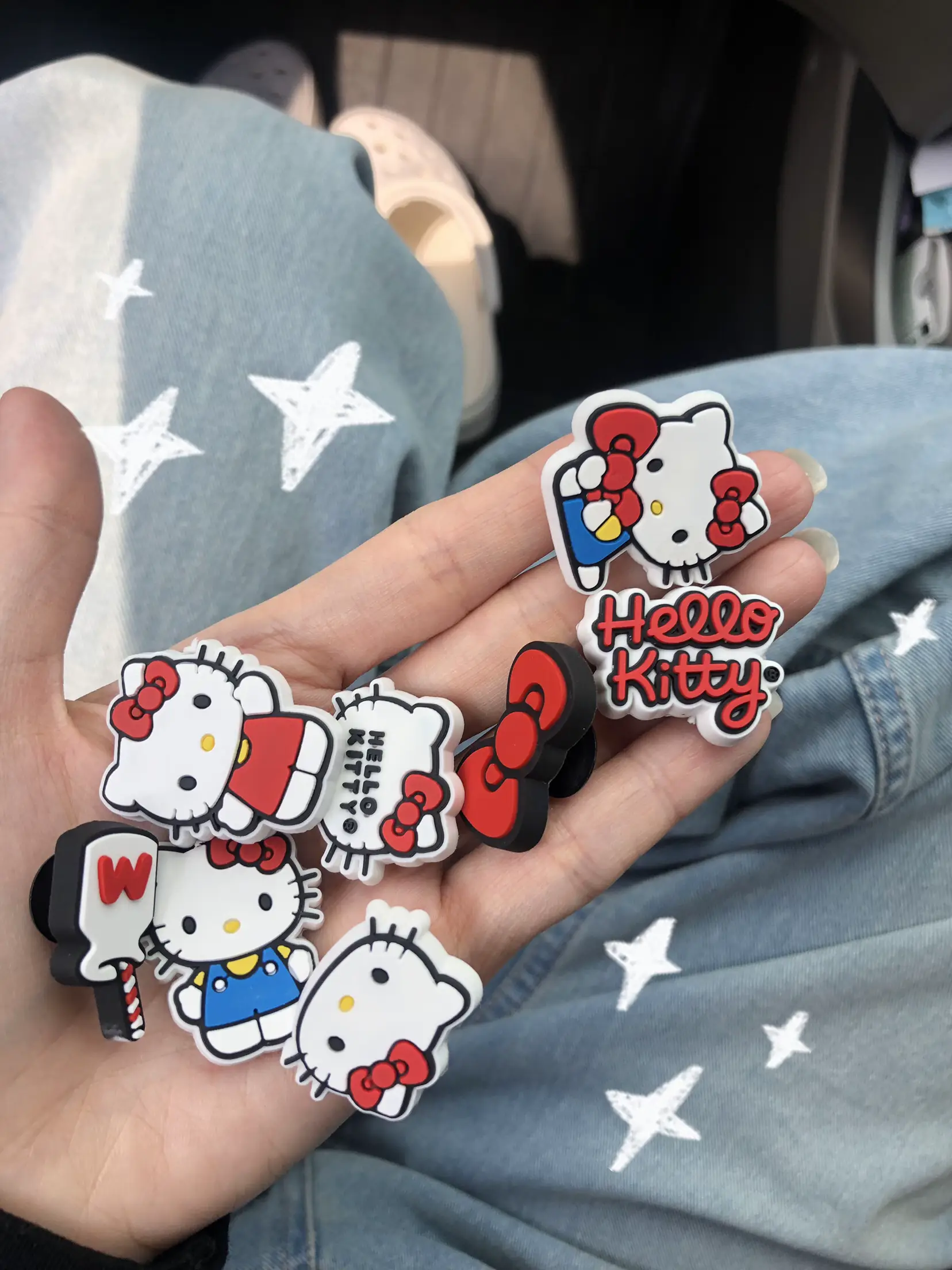 jibbitz "HELLO KITTY" คิ้วมาก🍎👀 | แกลเลอรีที่โพสต์โดย 𝑵𝒏. 🫧 | Lemon8