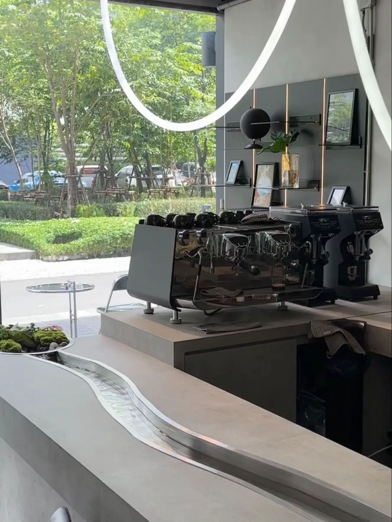 นั่งทำงานที่คาเฟ่สุดเกาหลีเกาใจ FlowEver Cafe & Wine ☕️🥂💫 | แกลเลอรีที่โพสต์โดย Bearbykim | Lemon8