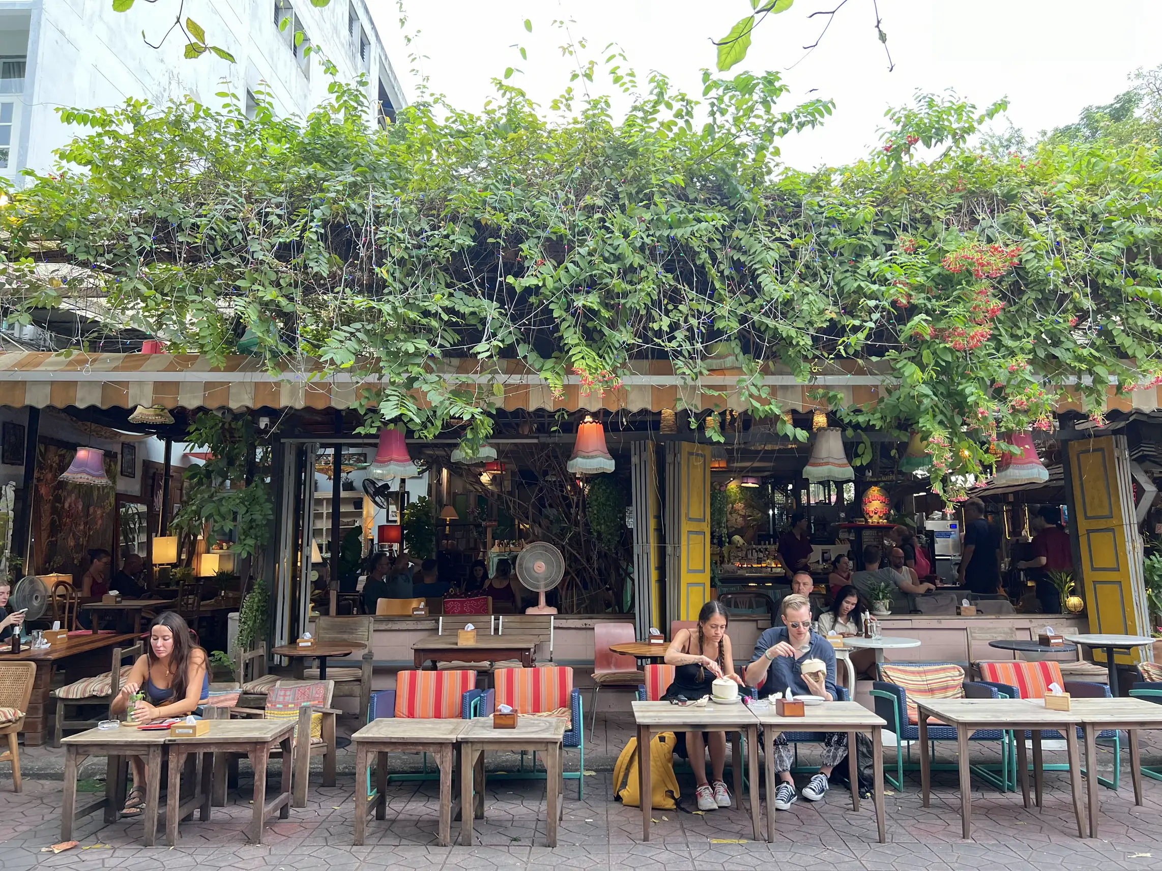 Somewhere นี่กรุงเทพ จริงๆใช่ไม๊ | แกลเลอรีที่โพสต์โดย Mathu | Lemon8