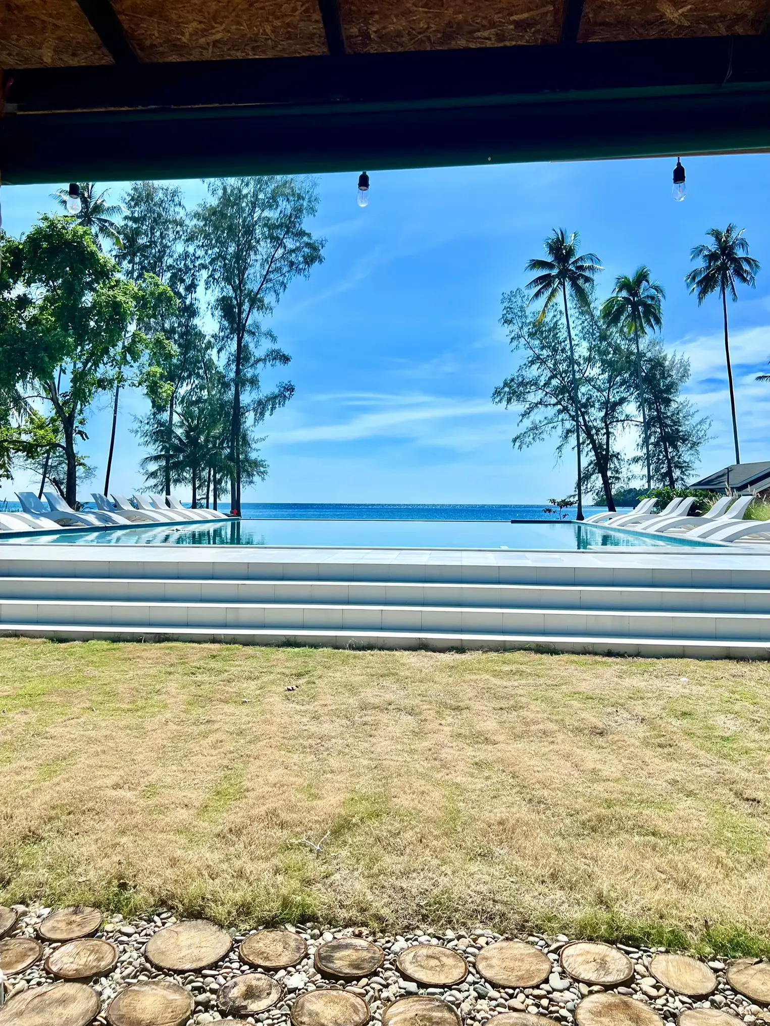 หาดสวย สงบ น้ำใสมาก | แกลเลอรีที่โพสต์โดย Oil.ATHAYA🎻🎻 | Lemon8