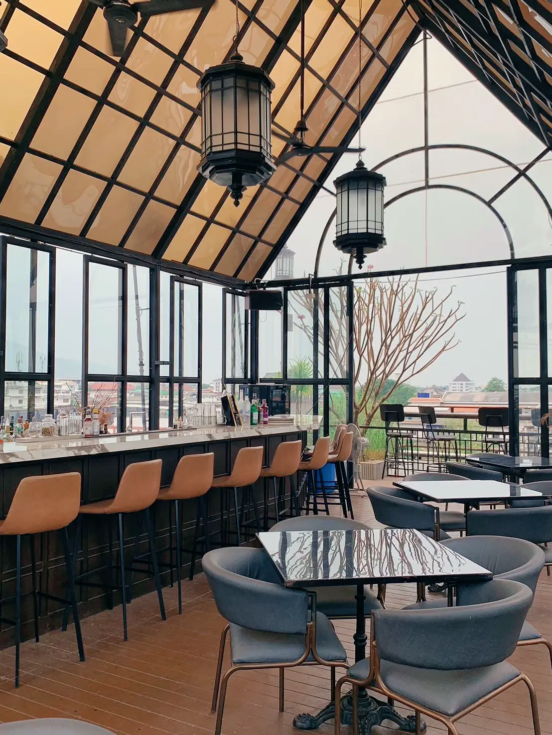 Bar glory บาร์ลับบนดาดฟ้า ชมวิวดอยสุเทพเชียงใหม่ | แกลเลอรีที่โพสต์โดย Vivia | Lemon8