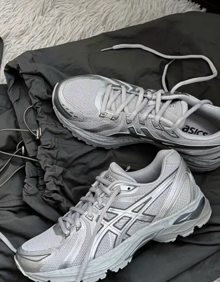 รีวิว asics สี silver สุด y2k น่าตำมั้ย | แกลเลอรีที่โพสต์โดย namwanmn ...
