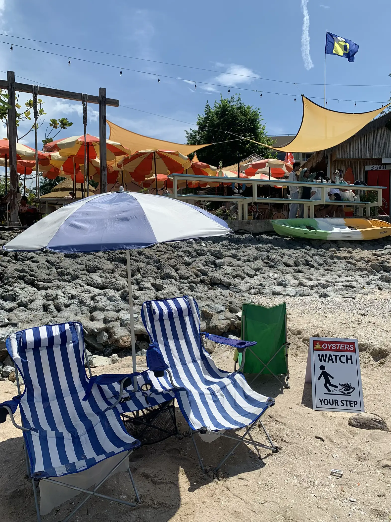 คาเฟ่บางแสนฟีลติดเกาะ tiny island🌊🌴 | แกลเลอรีที่โพสต์โดย 𝑃. | Lemon8