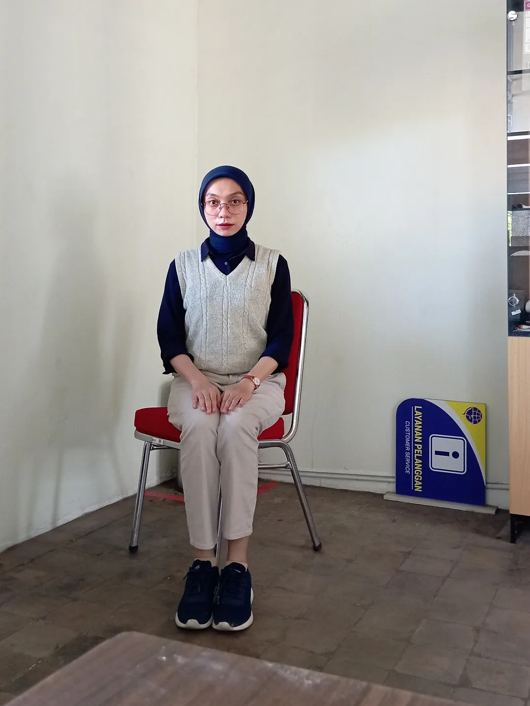 Ide pose foto duduk dikursi ala aku | Galeri diposting oleh Me qha | Lemon8