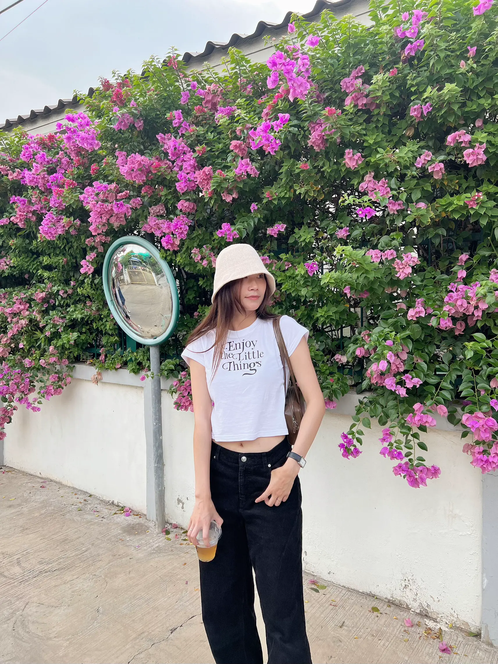 Summer mood ถ่ายรูปกับดอกเฟื่องฟ้า 🐽💐💓 | แกลเลอรีที่โพสต์โดย Tiwa | Lemon8