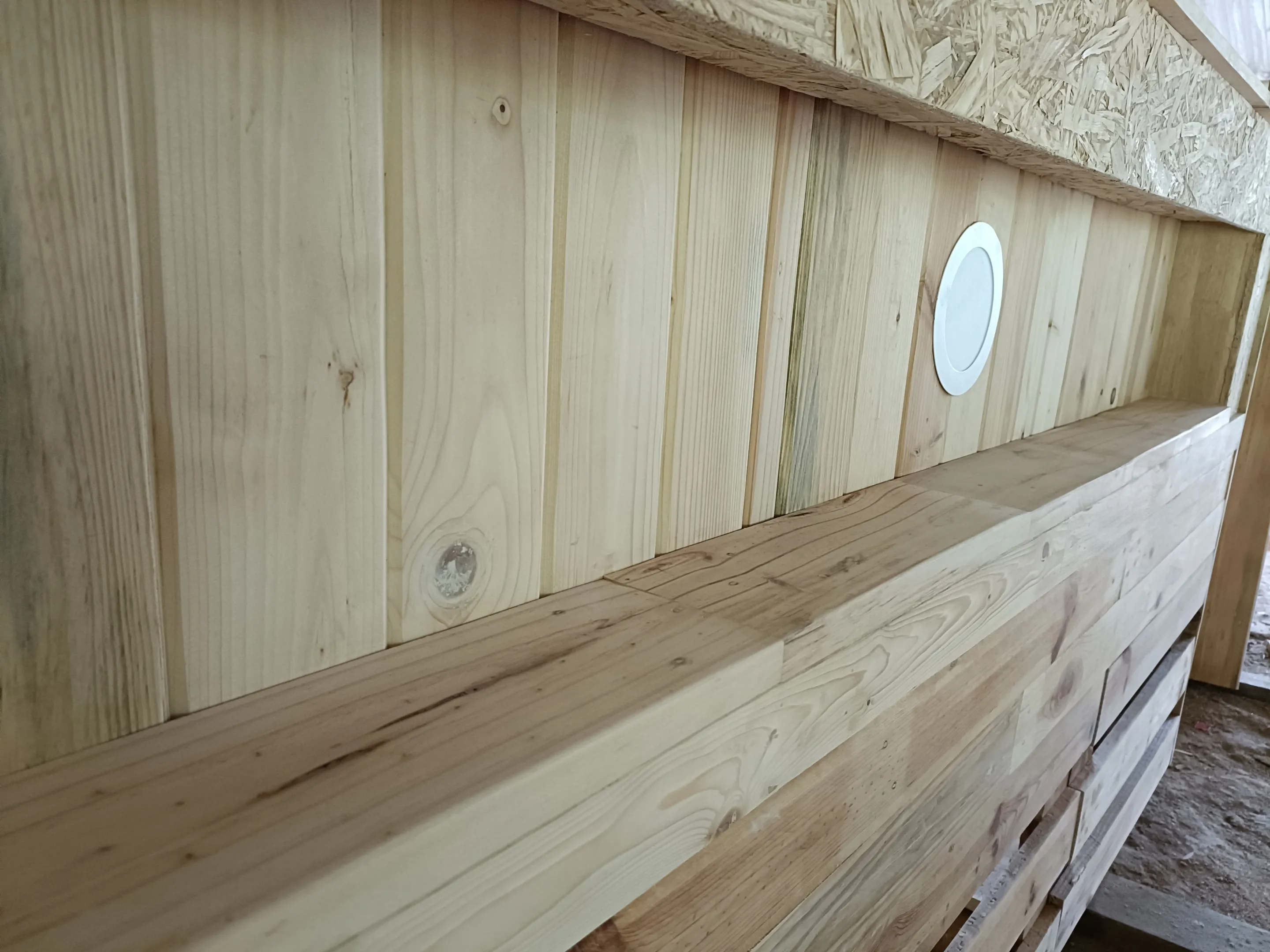 ทำเตียงไม้พาเลทปิดทึบ มีไฟ มีปลั๊ก งบ 1,750 💵 | แกลเลอรีที่โพสต์โดย Wolf Carpentry | Lemon8