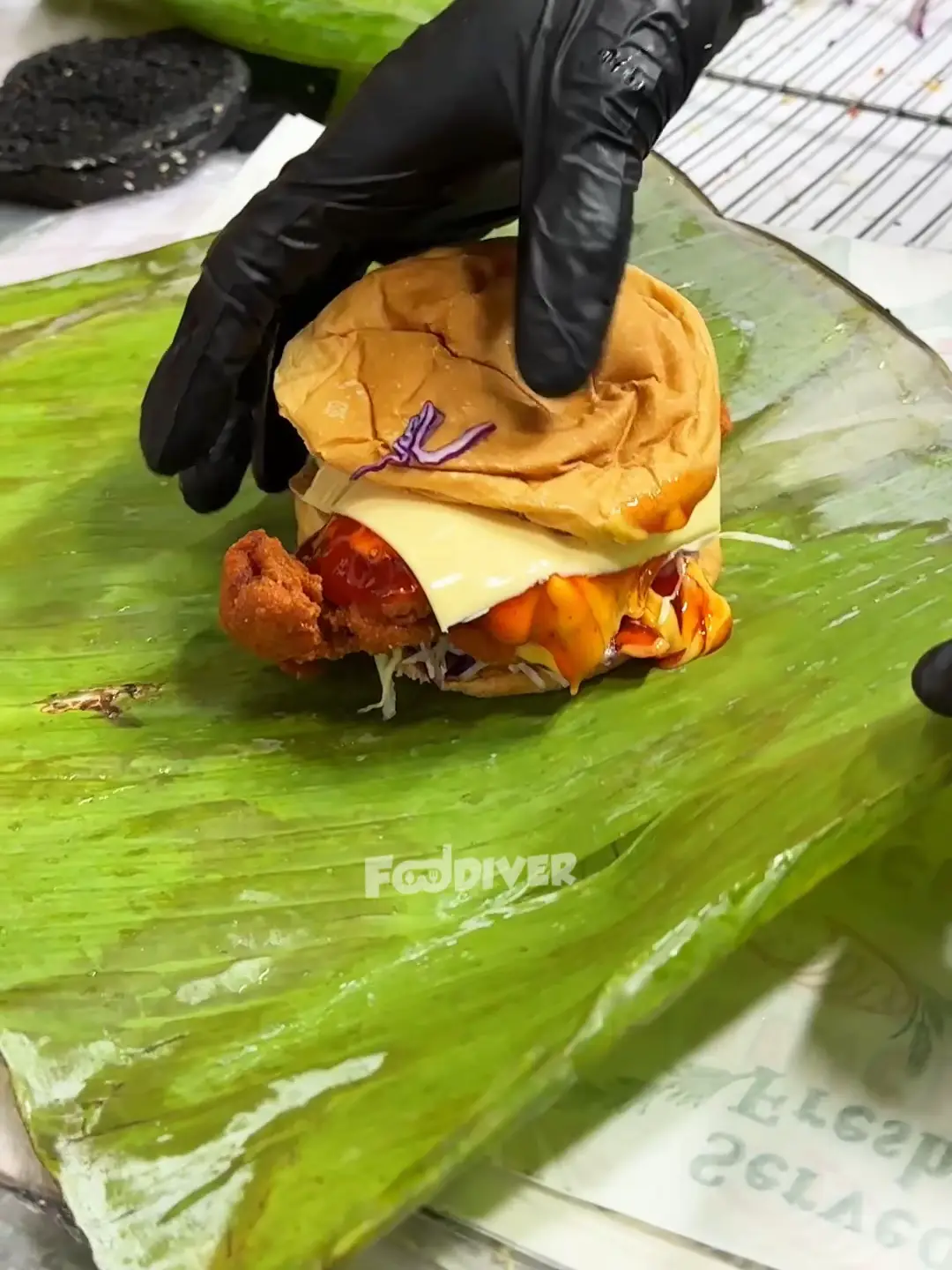 🇲🇾 Banana Leaf Burger 🍔 in Puchong! | Foodiverの投稿動画 | Lemon8