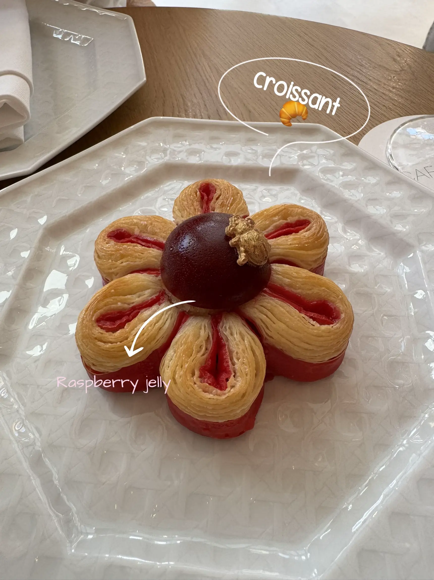 Dior Gold House- Dior Cafe BKK🥐☕️ | แกลเลอรีที่โพสต์โดย Thita | Lemon8