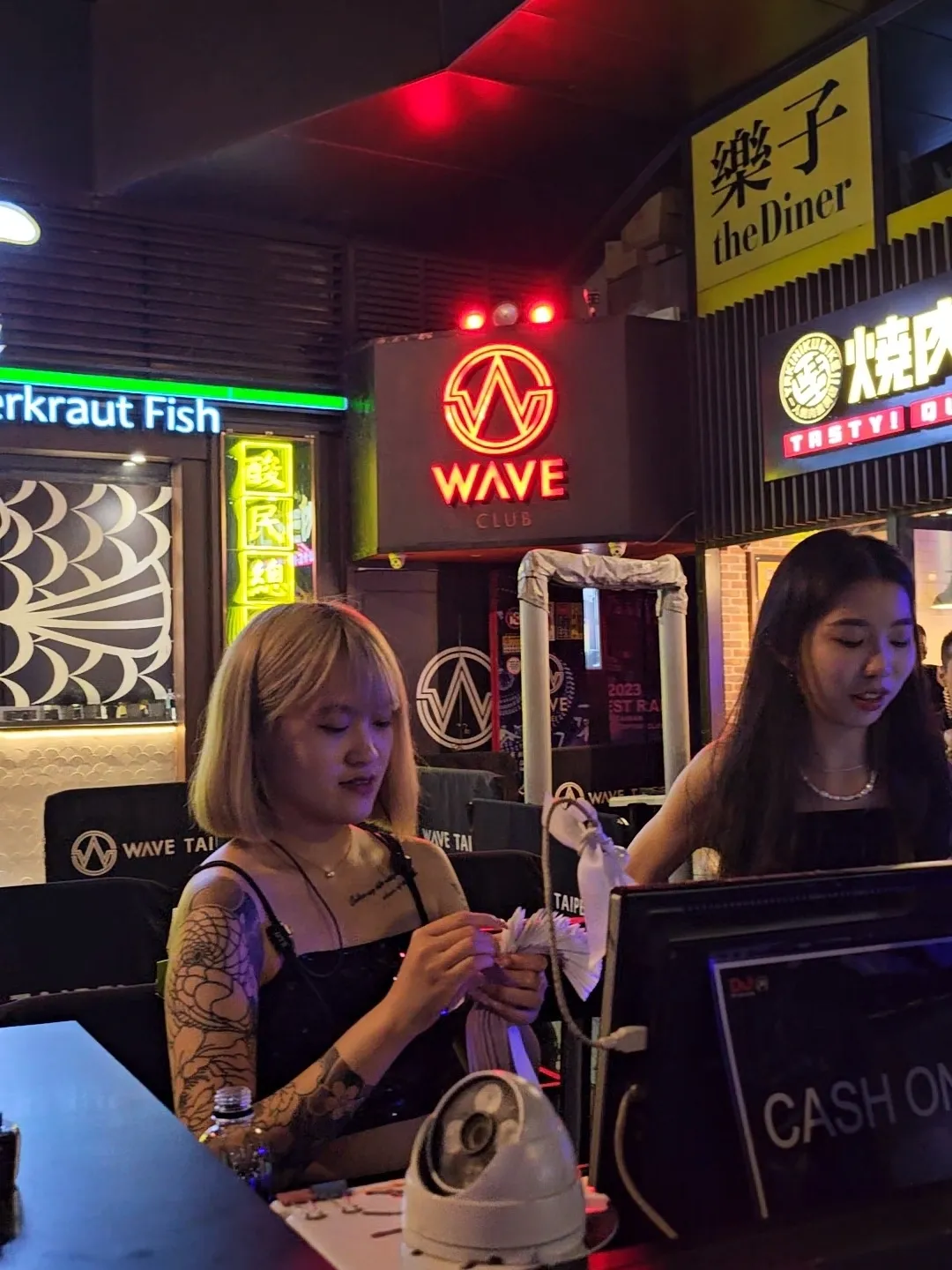 สาวๆมาดื่มฟรีที่ WAVE CLUB TAIPEI | แกลเลอรีที่โพสต์โดย Klangnueng | Lemon8