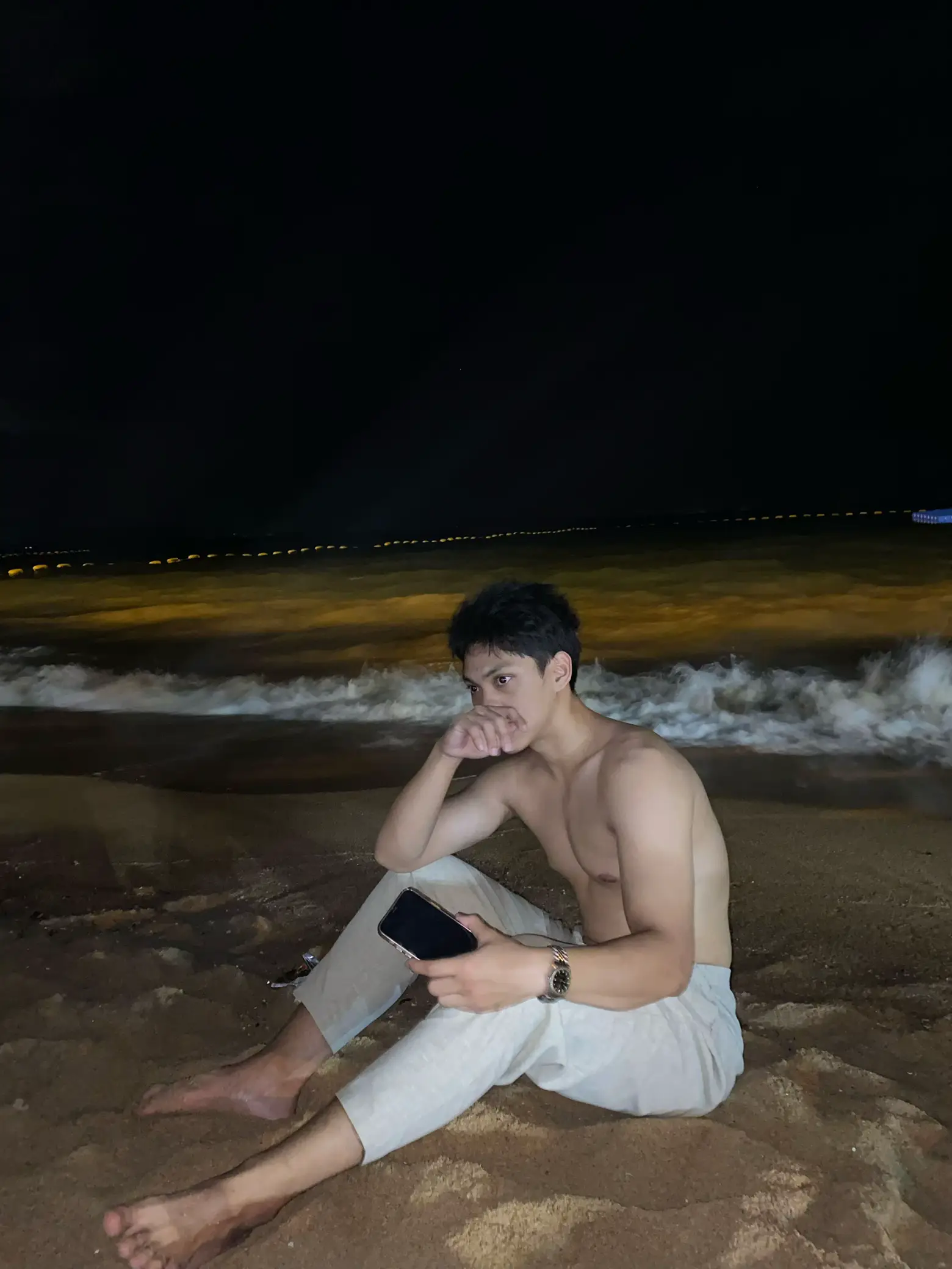 ท่าโพสผู้ชายที่ทะเลให้ดูปัง | แกลเลอรีที่โพสต์โดย Kamonwat Chayap | Lemon8