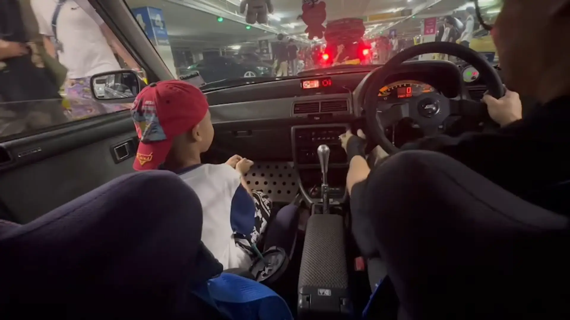 รถซิ่งขึ้นตึก | วิดีโอที่เผยแพร่โดย Pook..fofin ️ | Lemon8