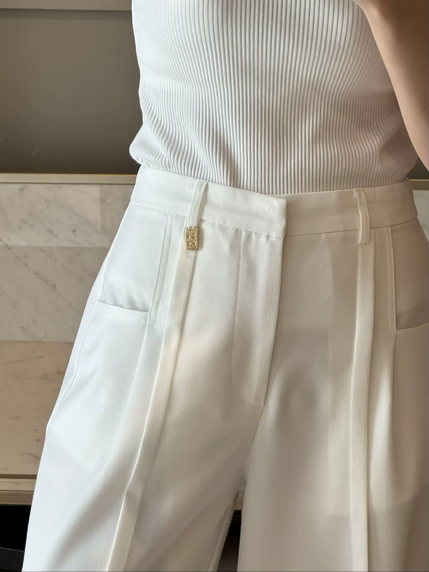 ไอเดียแต่งตัว All White สวยแพงด้วยกางเกง 5 PM Sun 🤍 | แกลเลอรีที่โพสต์ ...