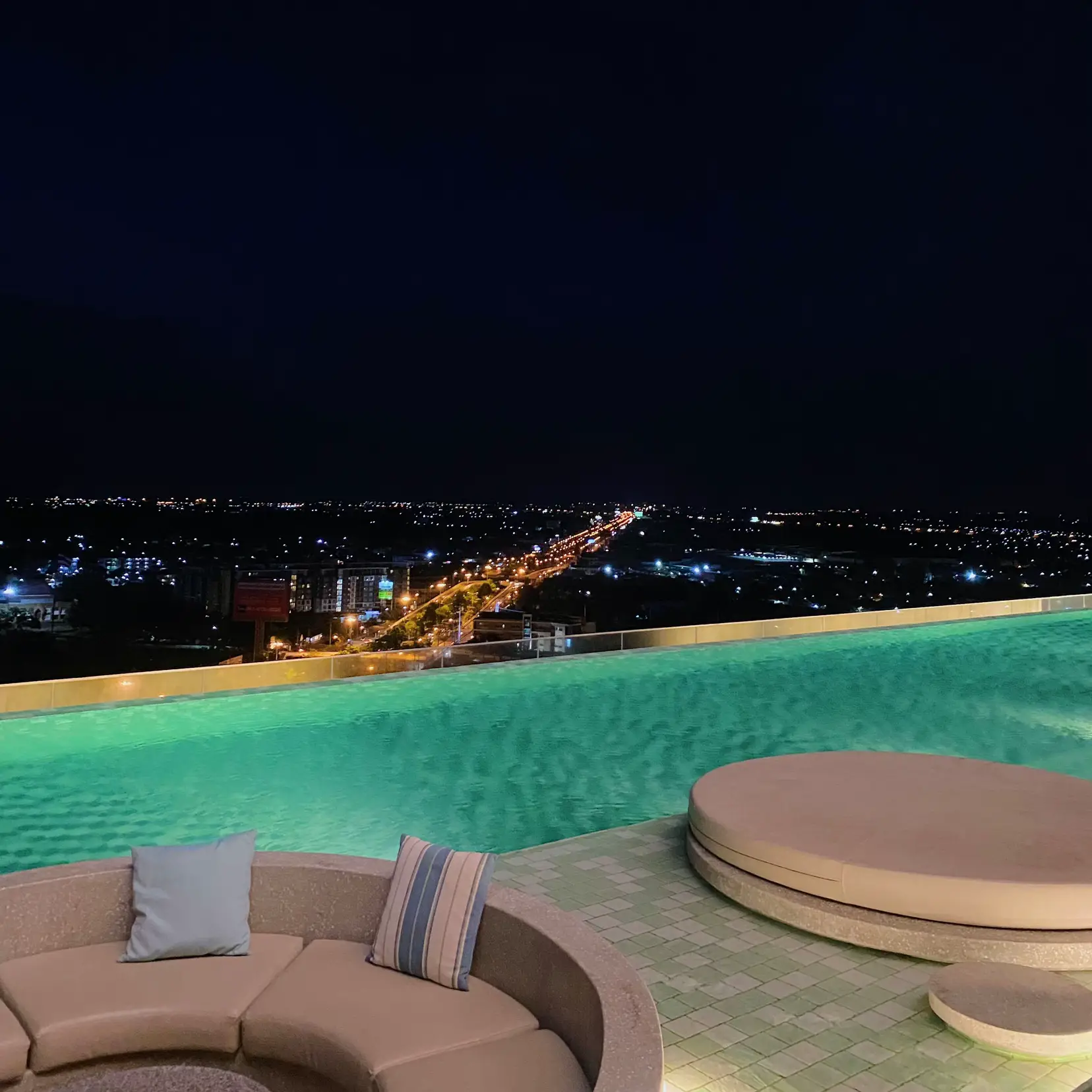 Centara korat | แกลเลอรีที่โพสต์โดย ไปทั่วกับนกยูง | Lemon8