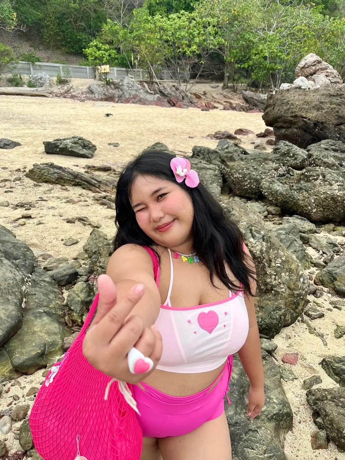 OOTD ไปทะเล๊ของสาวอวบโทนสีสดใส | แกลเลอรีที่โพสต์โดย earn_pchr | Lemon8