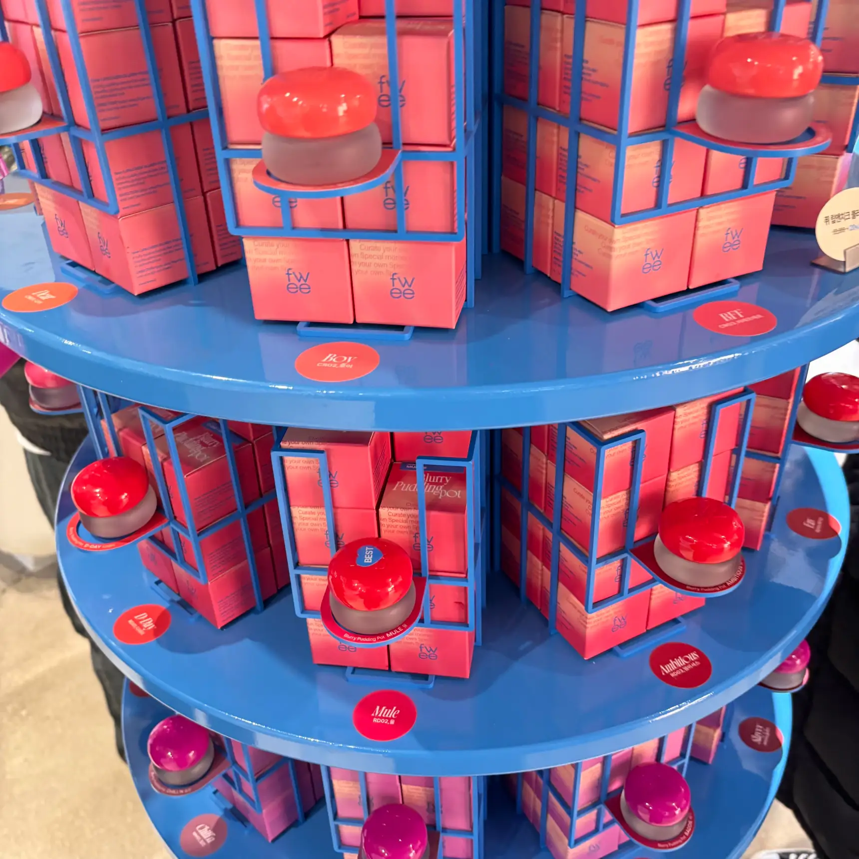 Fwee Pop-Up Storeที่เกาหลี | แกลเลอรีที่โพสต์โดย Songje🥨🍂 | Lemon8