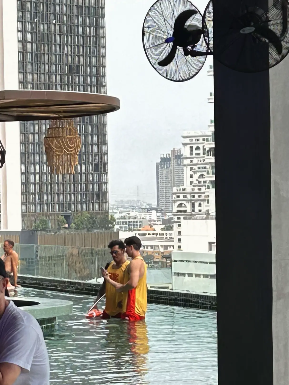 นั่งชิลชมวิวที่ TRIBE SKY BEACH CLUB สายฝอห้ามพลาด | แกลเลอรีที่โพสต์โดย Sirin Suwatthan | Lemon8