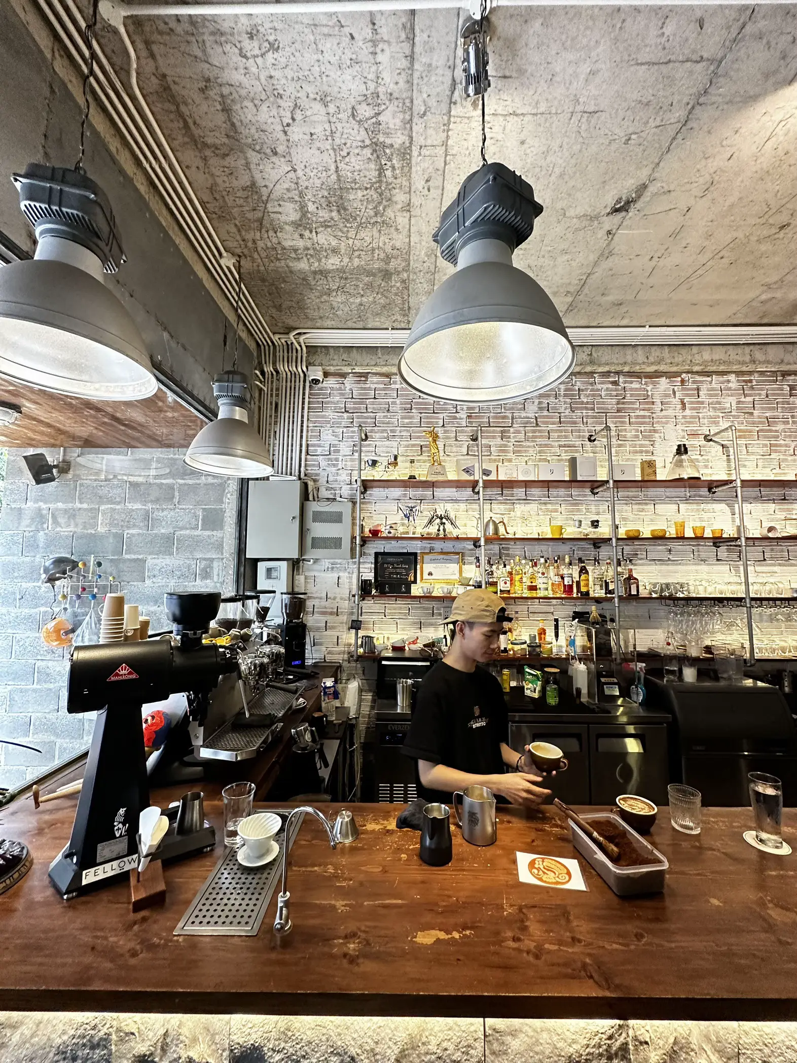 ร้านกาแฟสุดชิค สไตล์ Loft ในดานัง | แกลเลอรีที่โพสต์โดย PONDNTTP | Lemon8