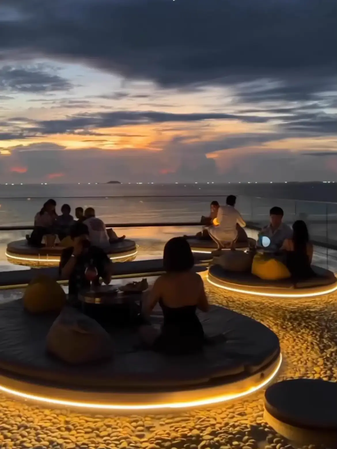 Over the moon sky lounge pattaya🌖 | แกลเลอรีที่โพสต์โดย inkkkkkkkkkkkkk ...