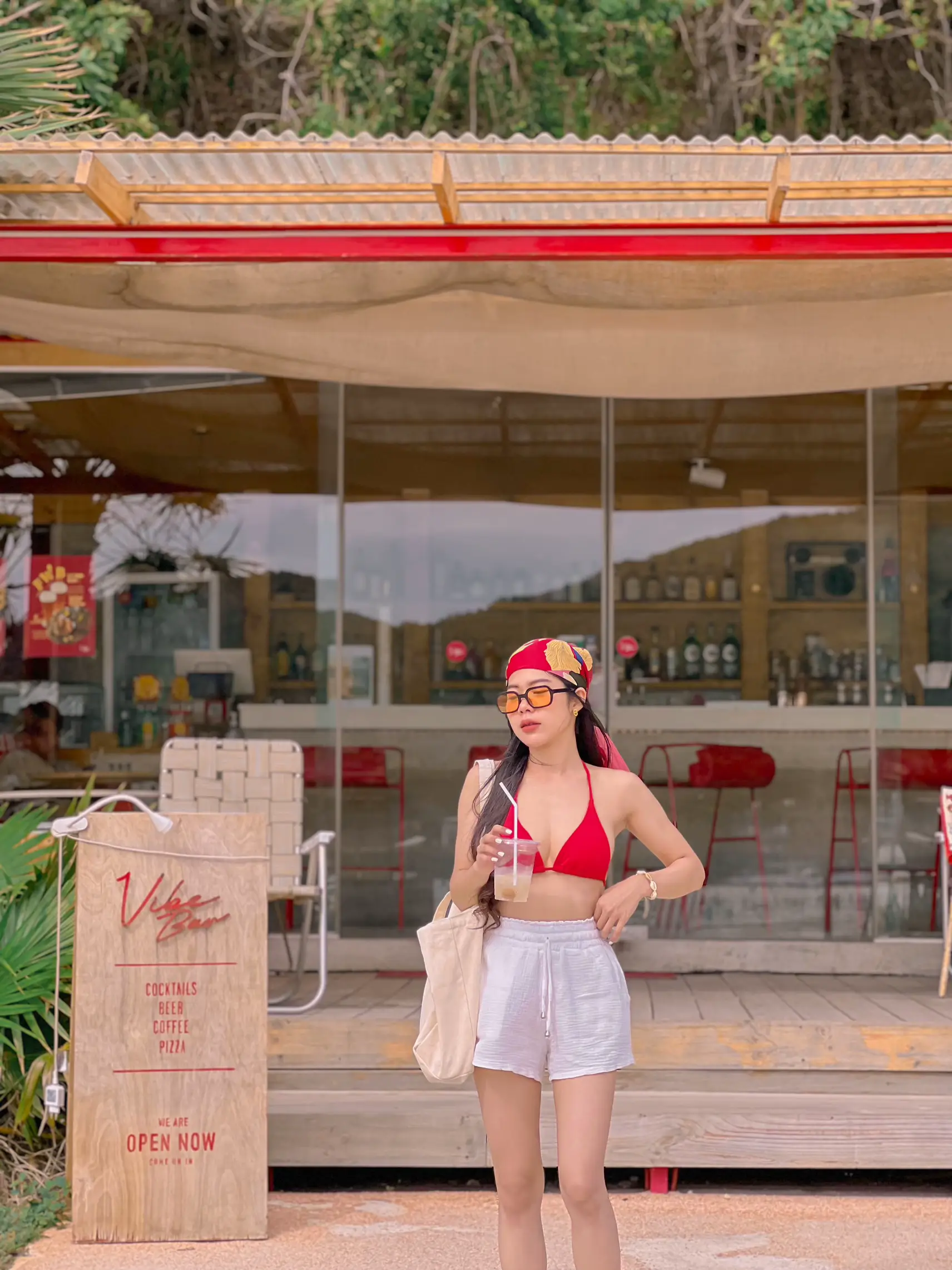 𝐕𝐢𝐛𝐞 𝐛𝐚𝐫 คาเฟ่สไตล์อเมริกันบนเกาะล้าน 🍾 ️🏖️⛱️ | แกลเลอรีที่โพสต์โดย Charuwan Kan | Lemon8