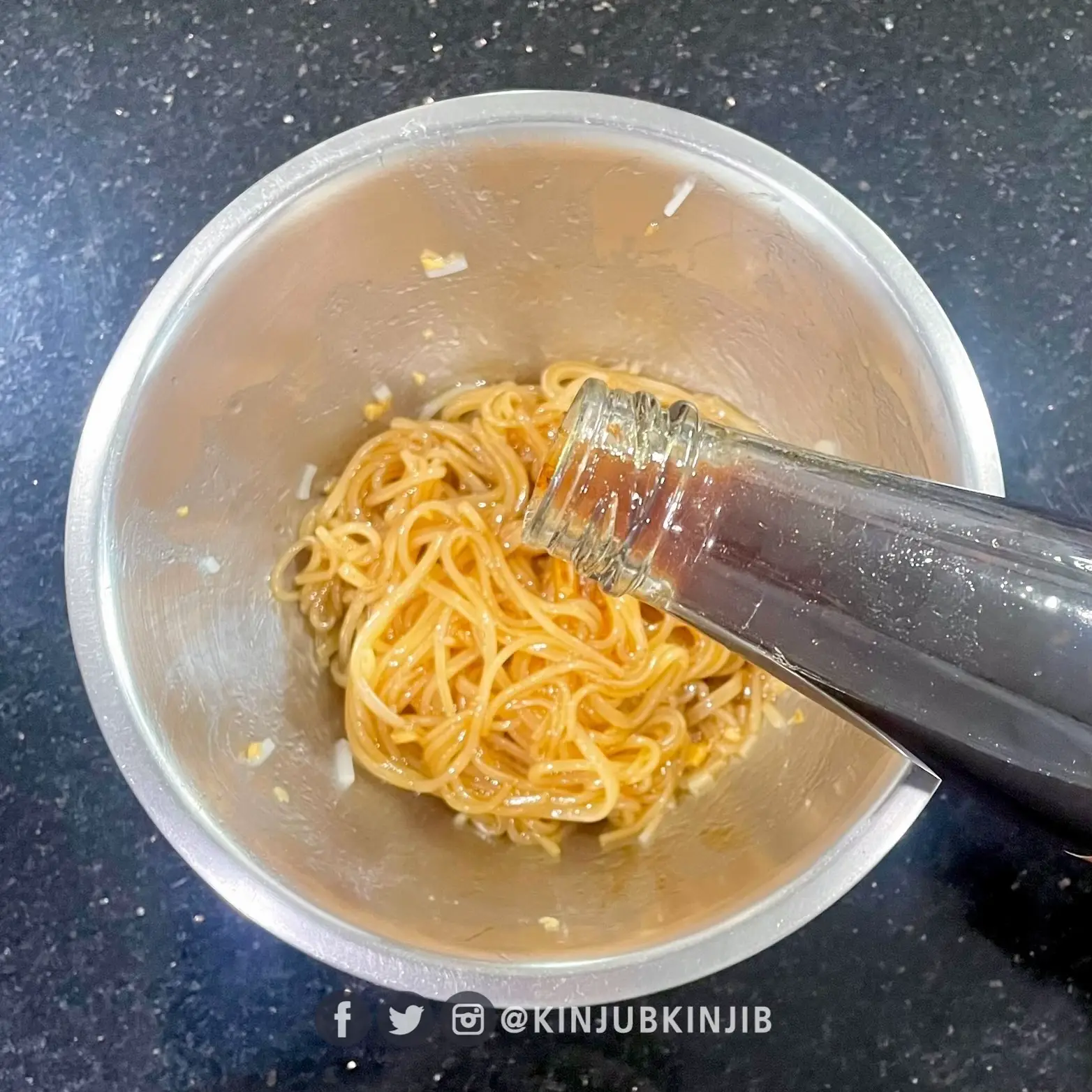 ซอสก๋วยเตี๋ยวแห้งสำเร็จรูปของเลอรสอร่อยถูกจริตมากก | แกลเลอรีที่โพสต์โดย kinjubkinjib | Lemon8