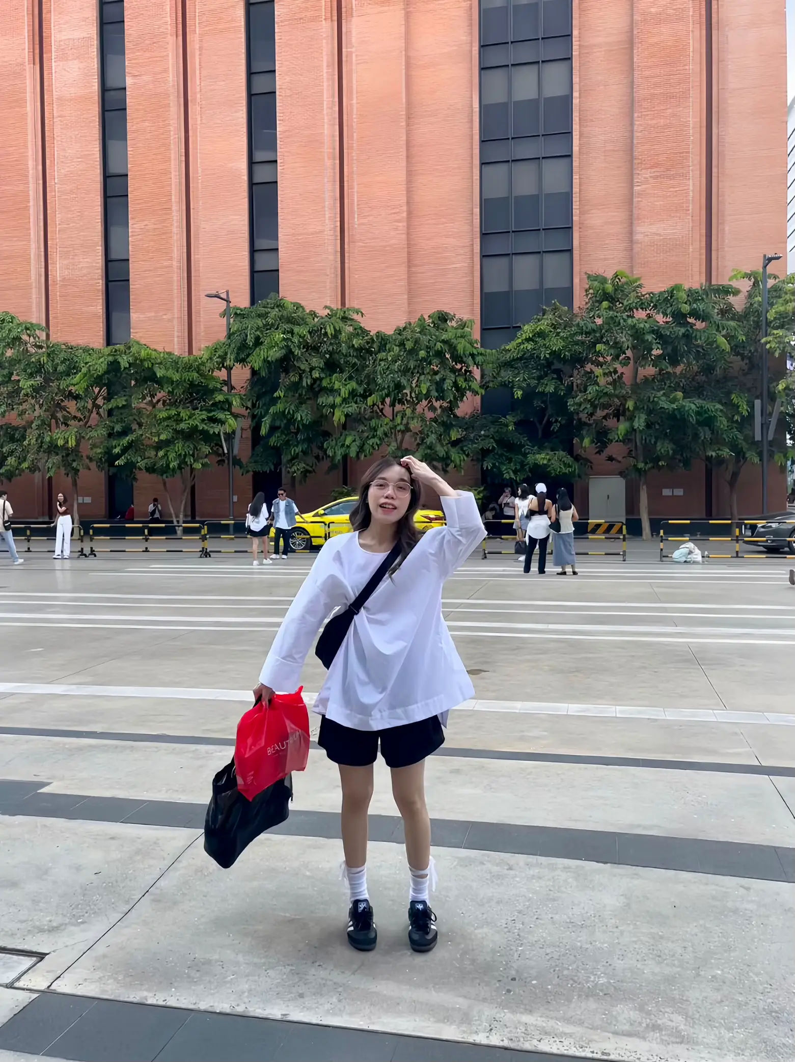 แต่งตัวไปสยามกับรองเท้าคู่ใหม่! | แกลเลอรีที่โพสต์โดย Ruby J | Lemon8