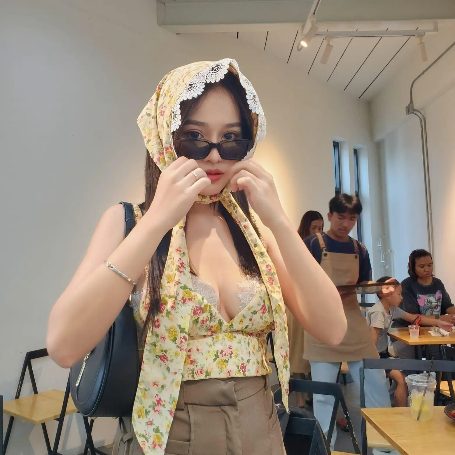 เทรนด์ชุดไปคาเฟ่สุดน่ารักและSexy | แกลเลอรีที่โพสต์โดย ѕмιℓєʕﻌʔ | Lemon8