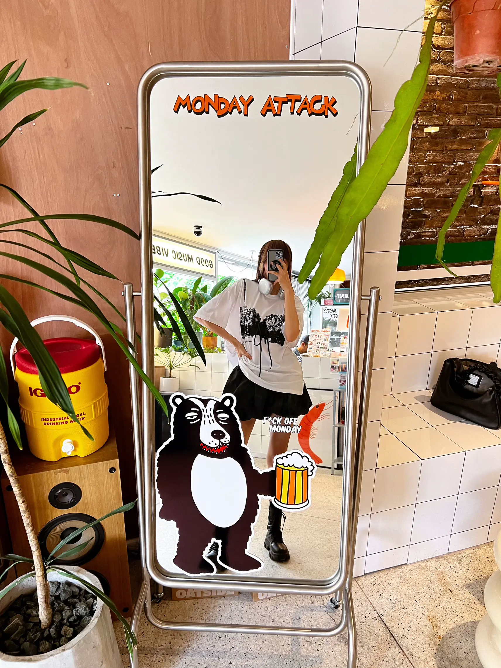 🧡คาเฟ่สุดชิคสไตล์ 90‘วินเทจ “MONDAY ATTACK” | แกลเลอรีที่โพสต์โดย May’s Journey | Lemon8
