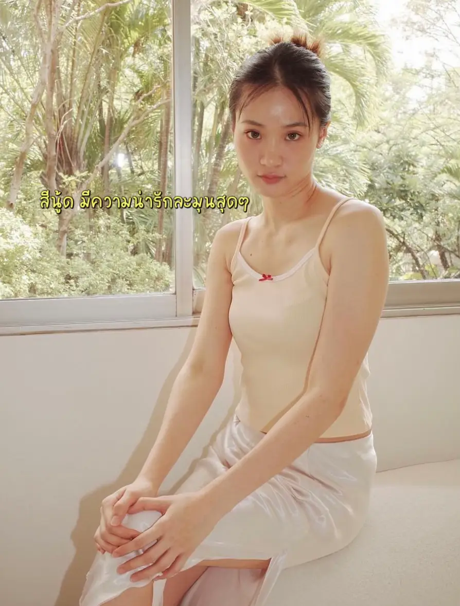 Tiny Bow Top :: ป้ายยาสายเดี่ยวสุดคิวท์ดีเทลโบว์ยอดฮิต🎀 | แกลเลอรีที่โพสต์โดย Amotions.th | Lemon8