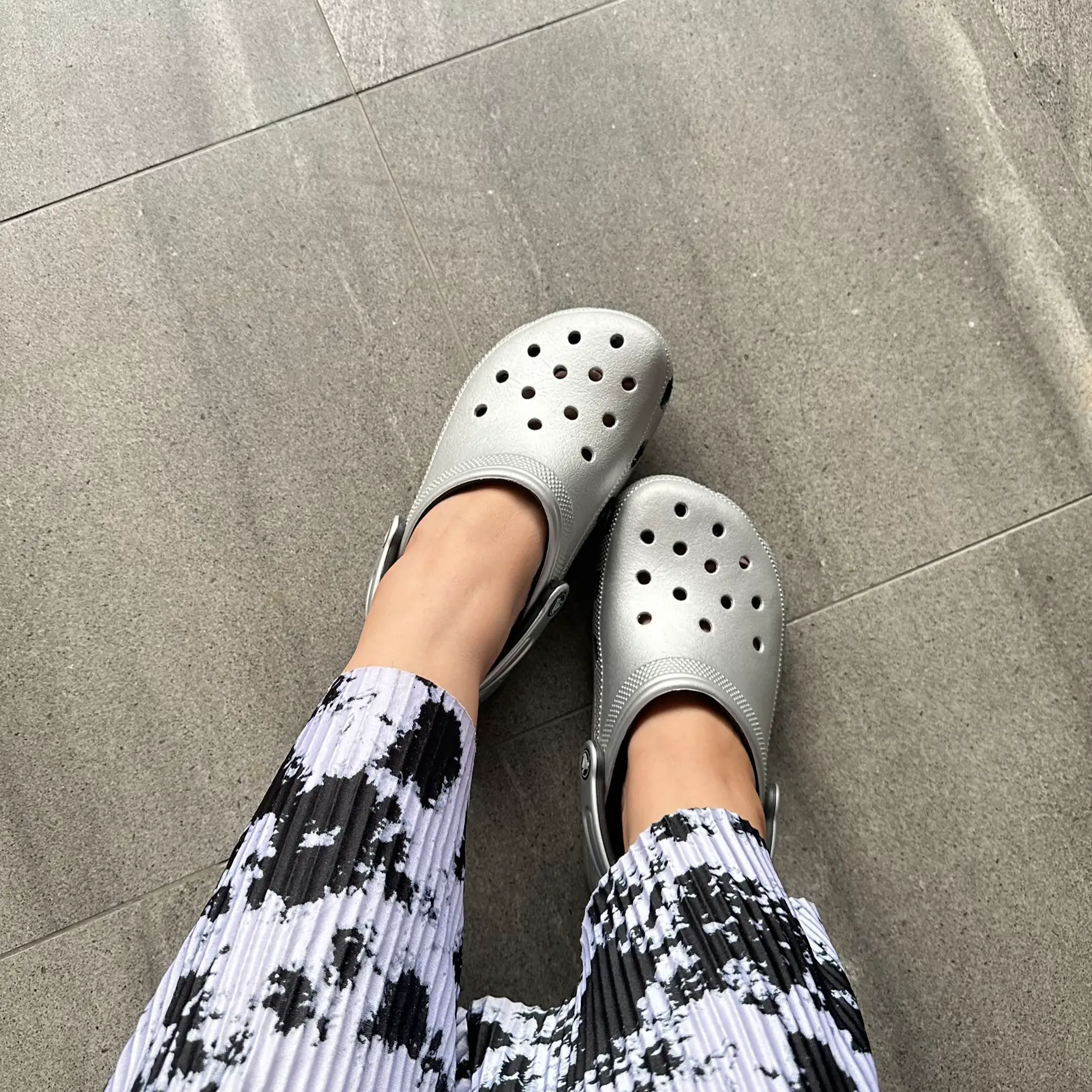 Crocs รุ่น Classic Clog Metallic Silver Grey 🩶 | แกลเลอรีที่โพสต์โดย B ...