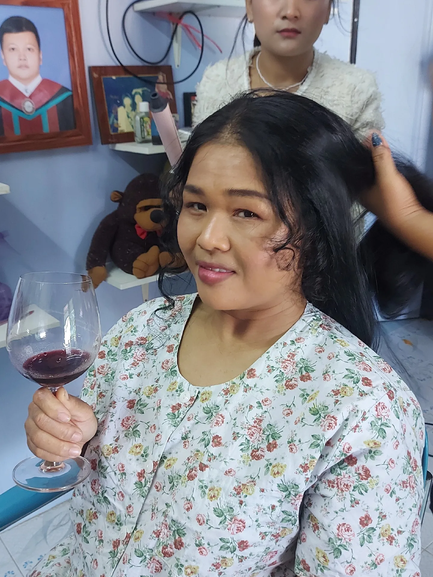 เจ้าสาวตื่นเต้น จนต้องจิบไวน์ช่วยเพิ่มความกล้า😍 55 | แกลเลอรีที่โพสต์โดย Mattika..OLE | Lemon8