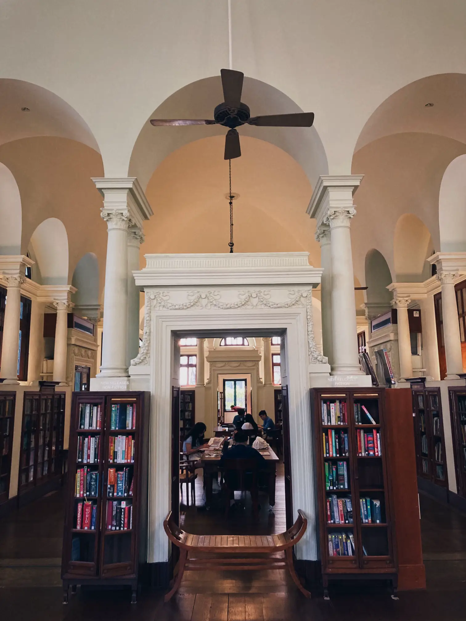 ห้องสมุดสไตล์คลาสสิก: Neilson Hays Library 📖🤎 | แกลเลอรีที่โพสต์โดย ...