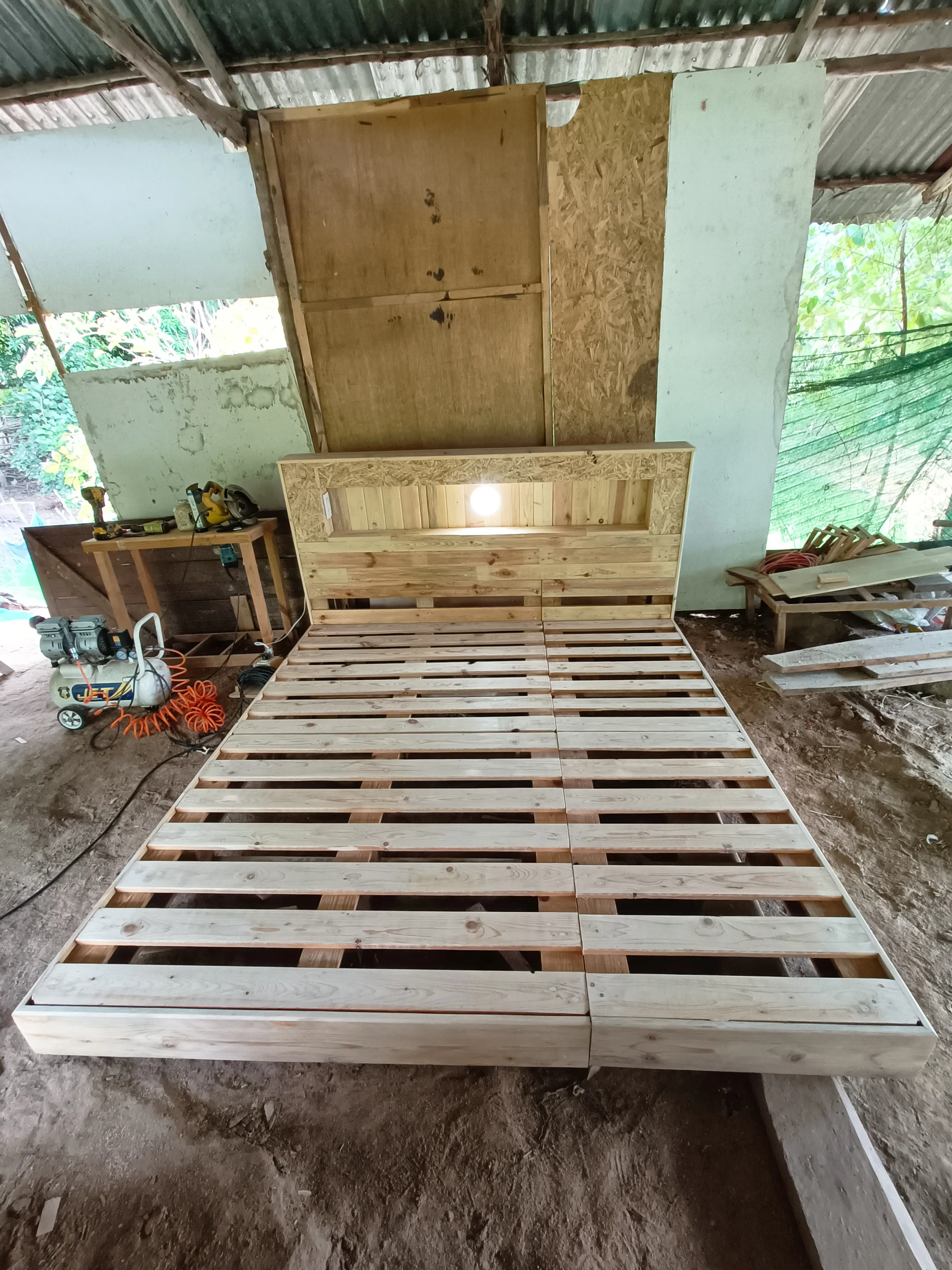 ทำเตียงไม้พาเลทปิดทึบ มีไฟ มีปลั๊ก งบ 1,750 💵 | แกลเลอรีที่โพสต์โดย Wolf Carpentry | Lemon8