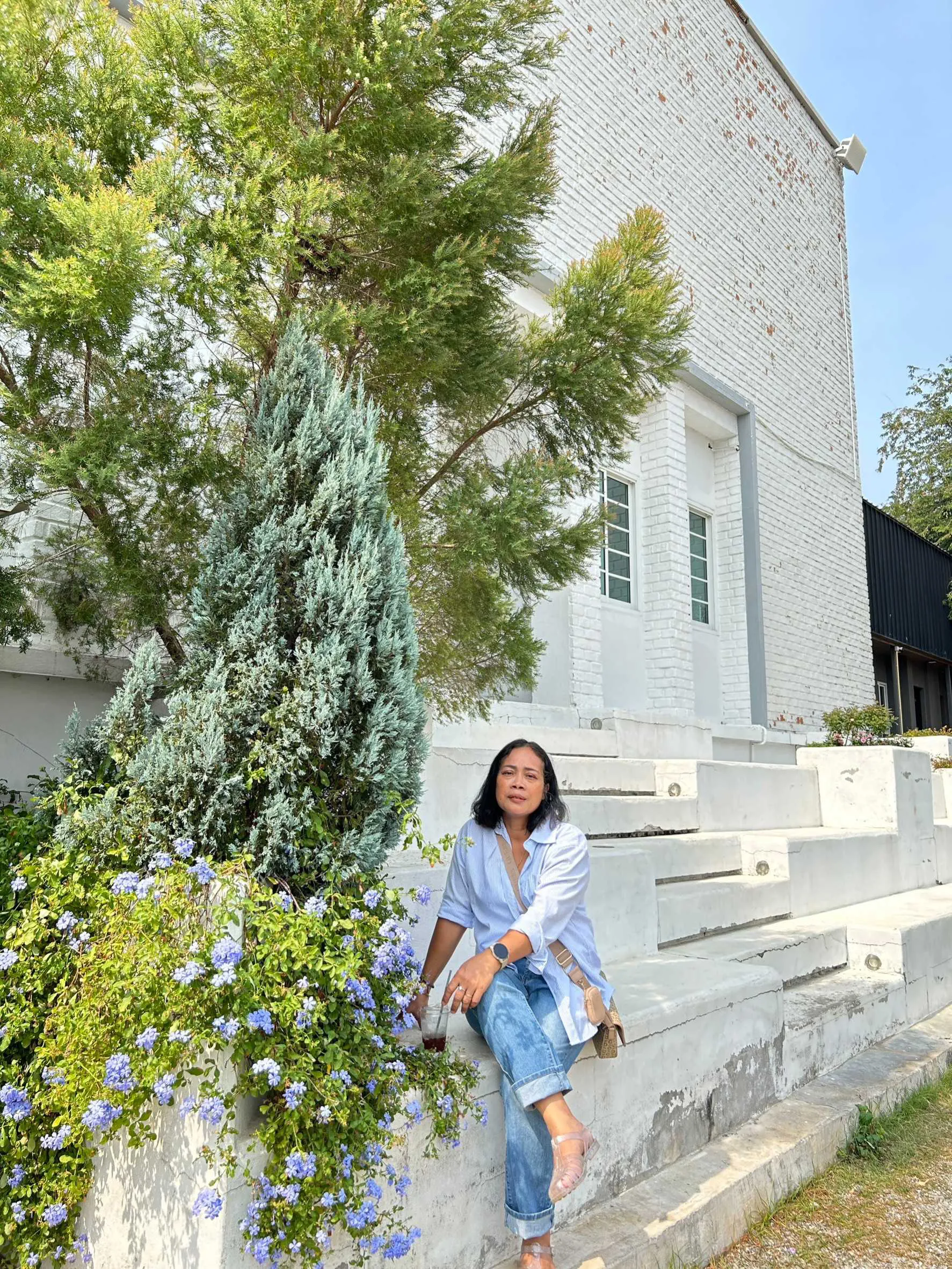 แต่งตัวไปเที่ยวคาเฟ่กับลูกสาวในวัย 57 | แกลเลอรีที่โพสต์โดย Chalee Kaewsai | Lemon8