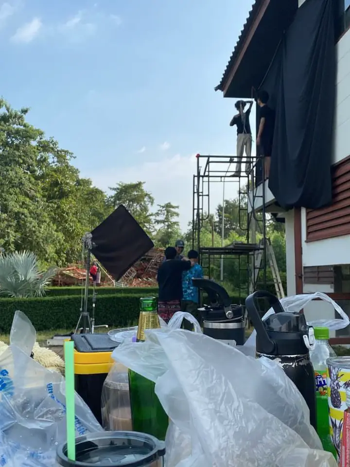 Bundle of cool subjects, kids, TV, canal 6, screened up, all tense ...