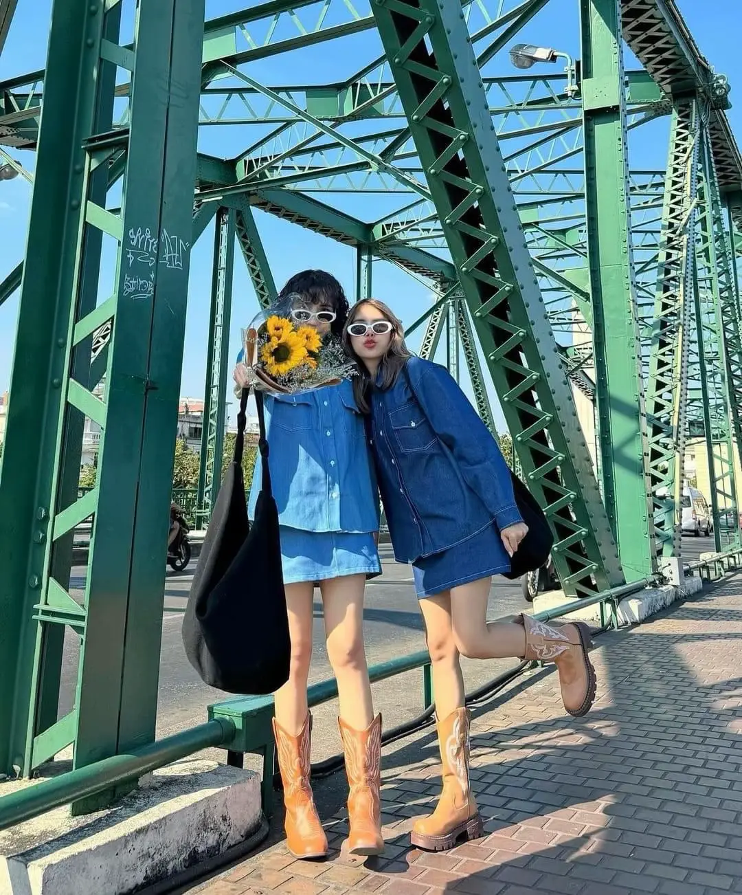 Ootd with friend | แกลเลอรีที่โพสต์โดย Rawii | Lemon8