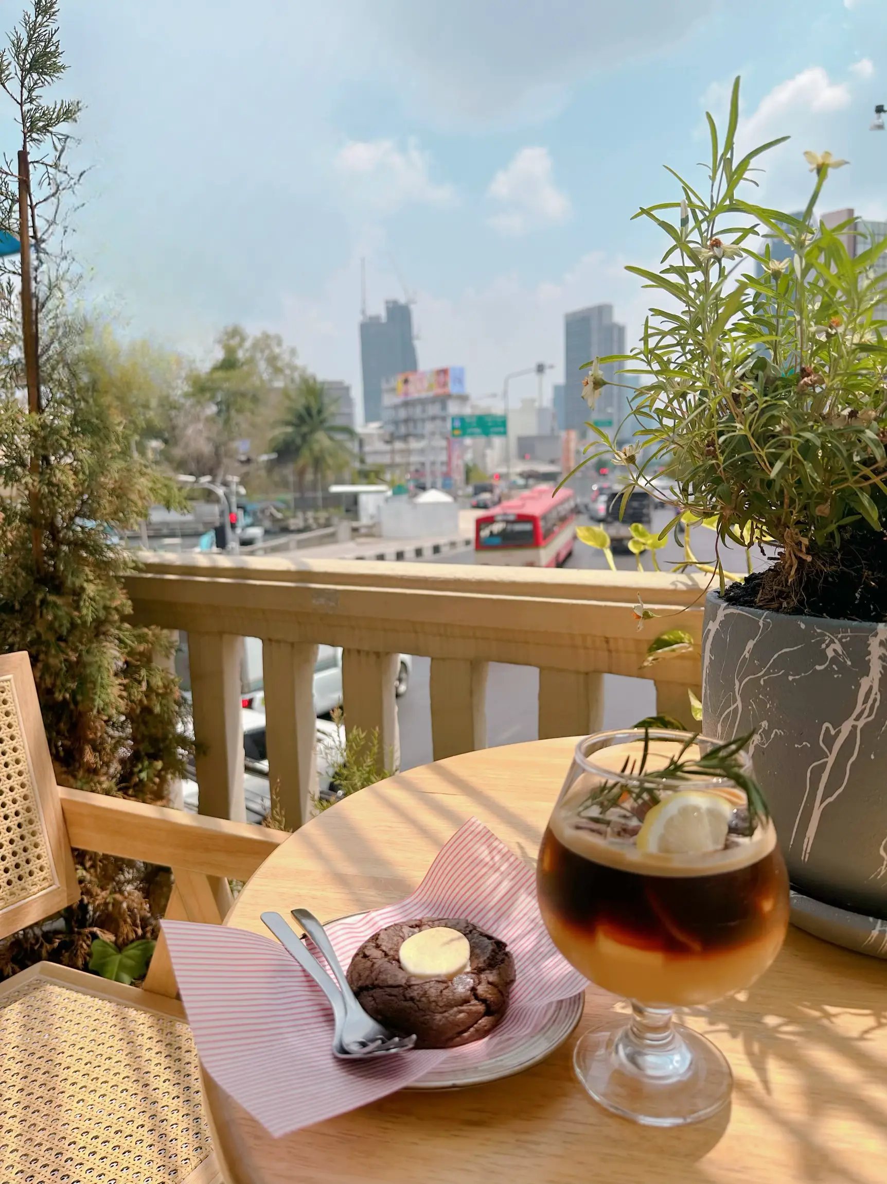 Maithe cafe (ไมที) ☕️ 🌷 วิวเมืองสุดฮิตต | แกลเลอรีที่โพสต์โดย Jaobeemm | Lemon8