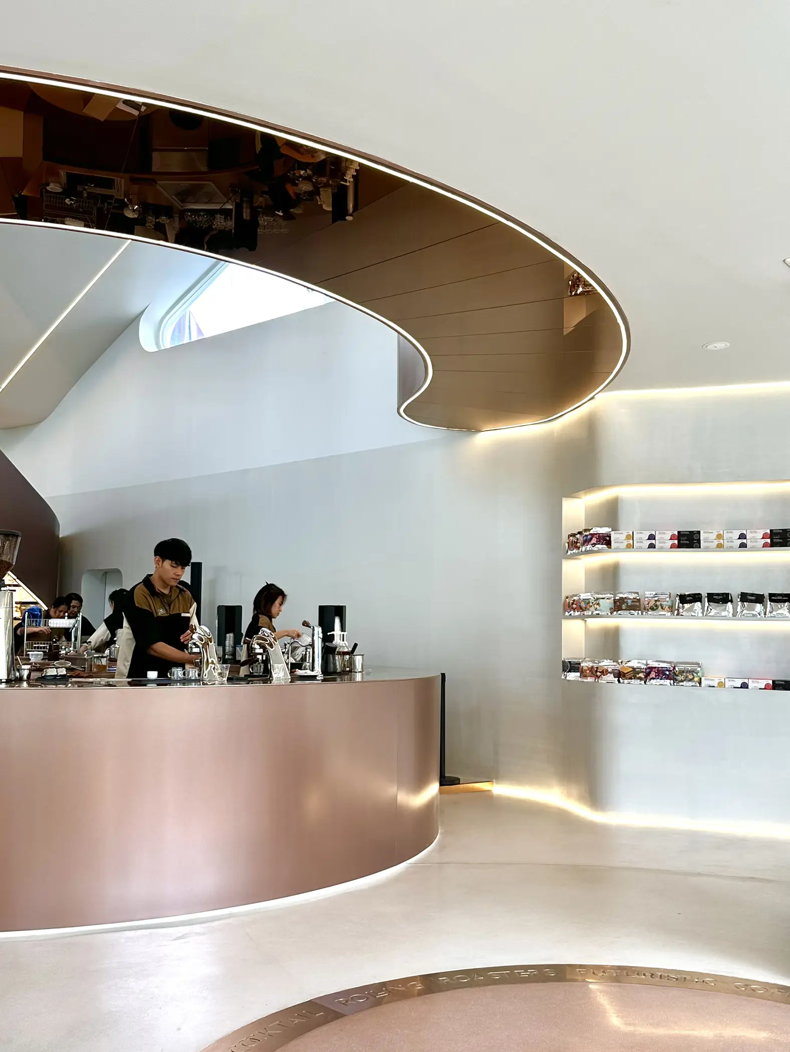 ☕️ Rolling Roasters : คาเฟ่สุดคูลเปิดใหม่ ติดบีทีเอสเอกมัย | แกลเลอรี ...