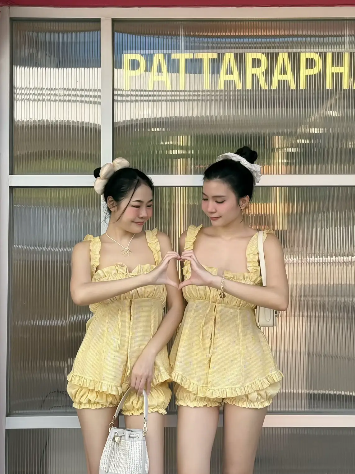 ไอเดีย โพสท่าน่ารักๆ คู่กับเพื่อนสาว | แกลเลอรีที่โพสต์โดย punch | Lemon8