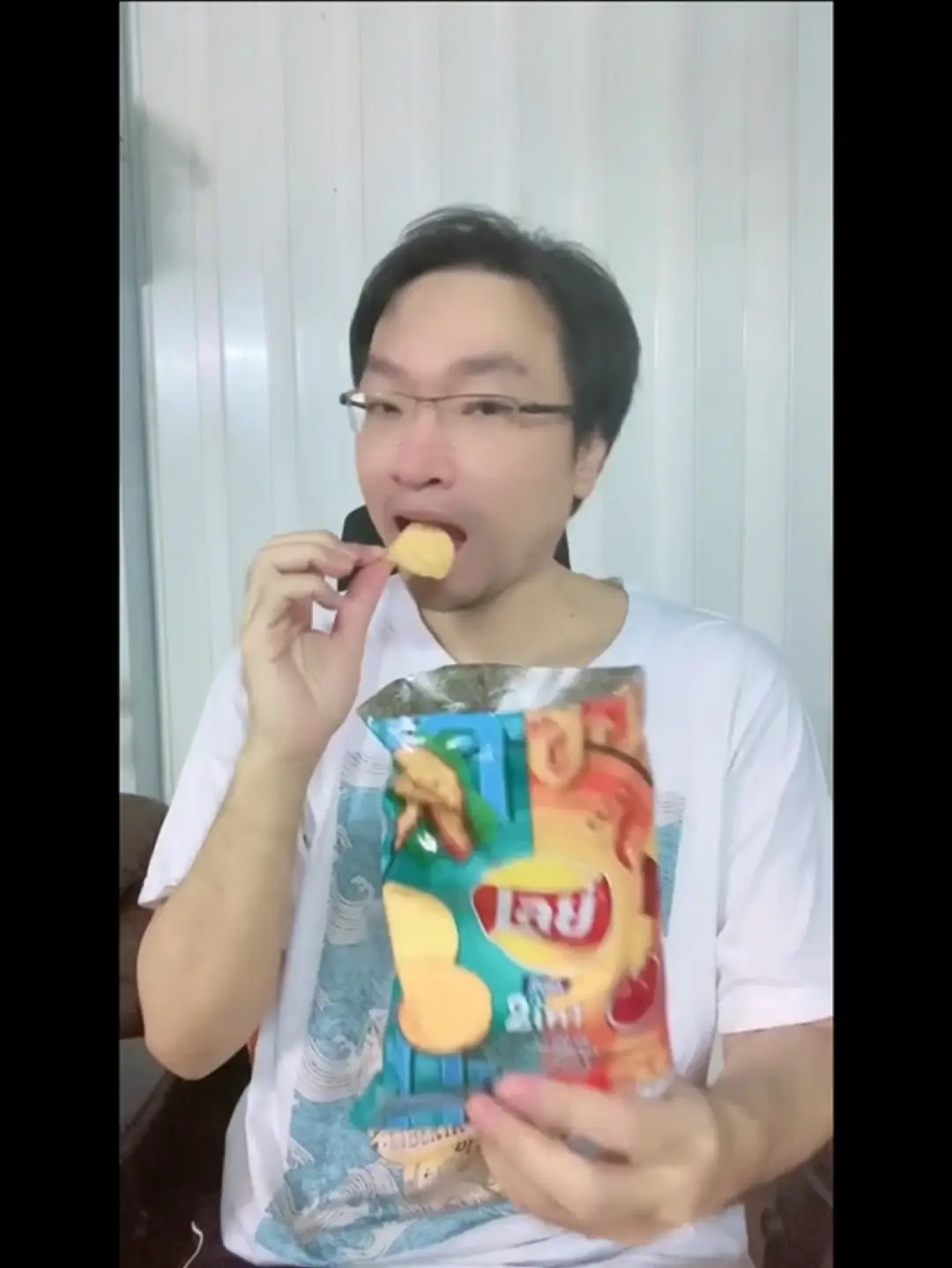 วันนี้รีวิว เลย์2in1 กลิ่นปีกไก่ทอดและรสซอสพริกศรีราชา | วิดีโอที่เผยแพร่โดย ake69696969 | Lemon8