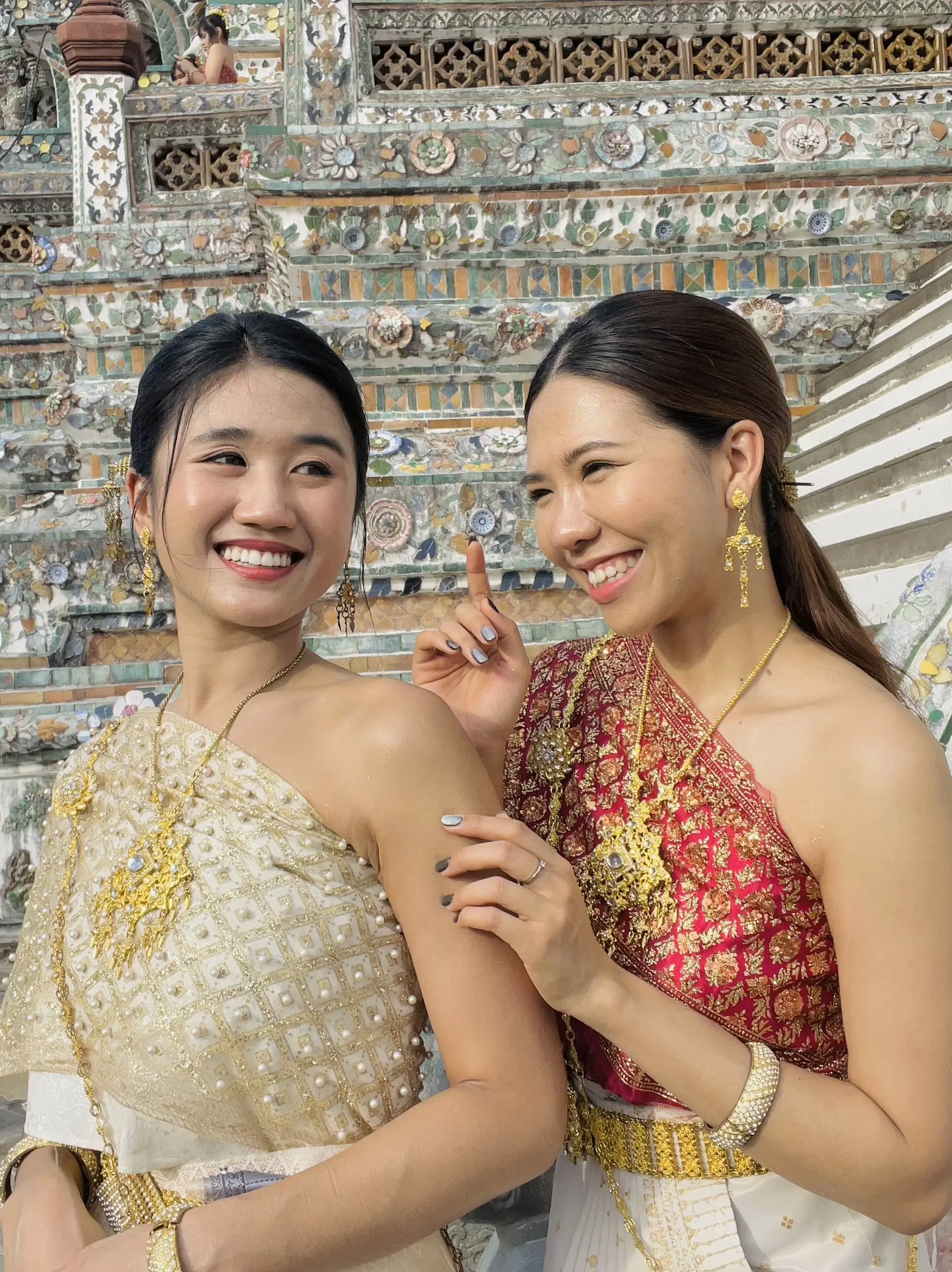 ชวนเพื่อนใส่ชุดไทยวัดอรุณ | แกลเลอรีที่โพสต์โดย Warisa Mp | Lemon8