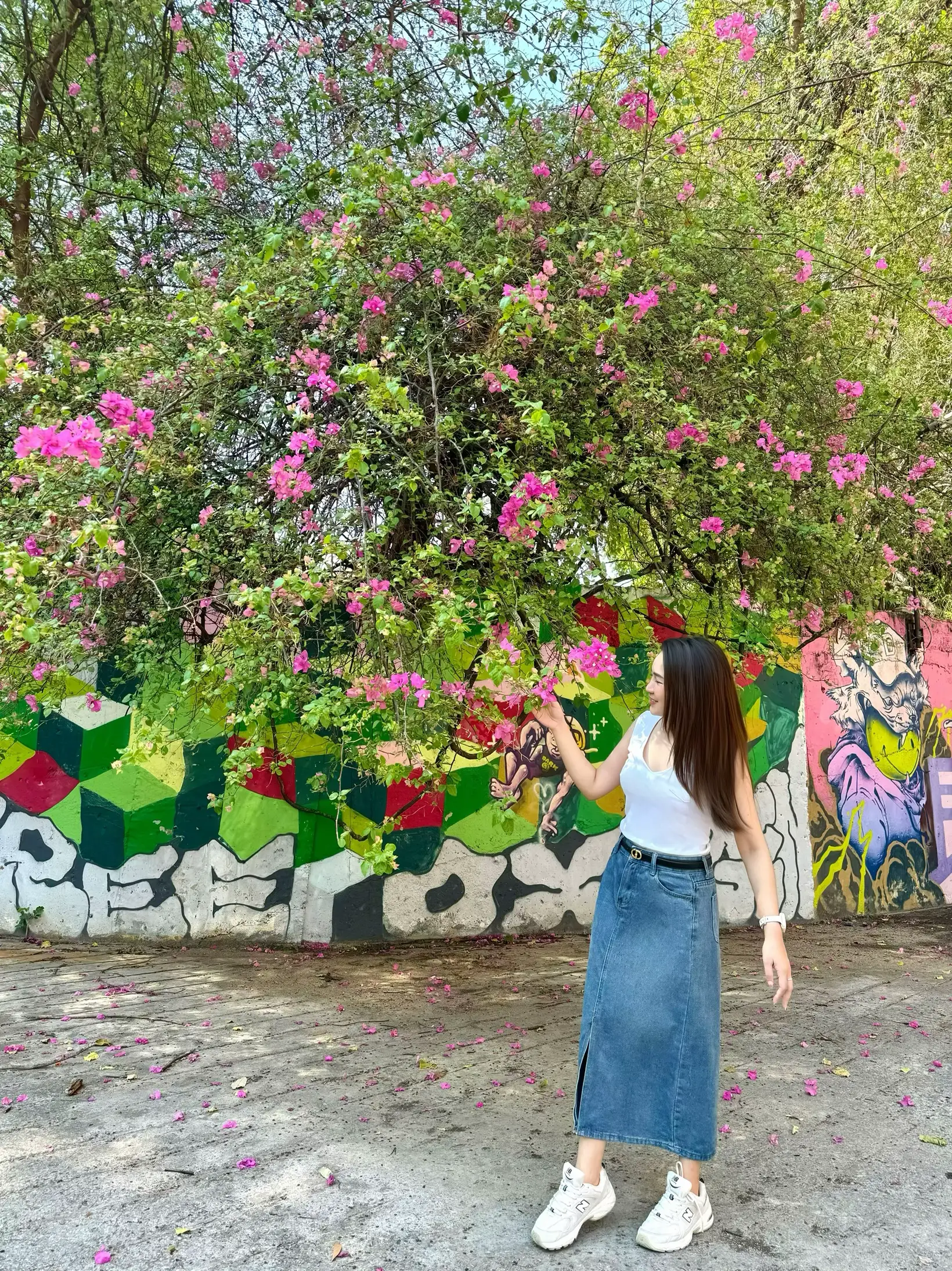 ลุคแมทช์กระโปรงยีนส์ | แกลเลอรีที่โพสต์โดย Kwan Mena~ | Lemon8