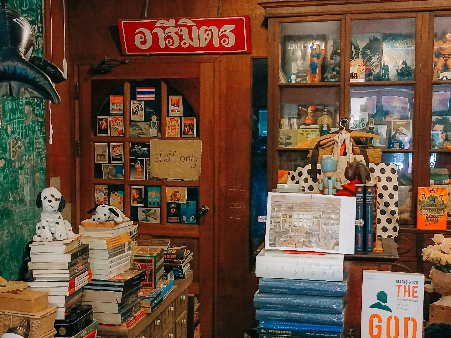 BOOKTOPIA : ร้านหนังสืออุทัยธานี 📕 | แกลเลอรีที่โพสต์โดย ค น ห ล ง ท า ง | Lemon8