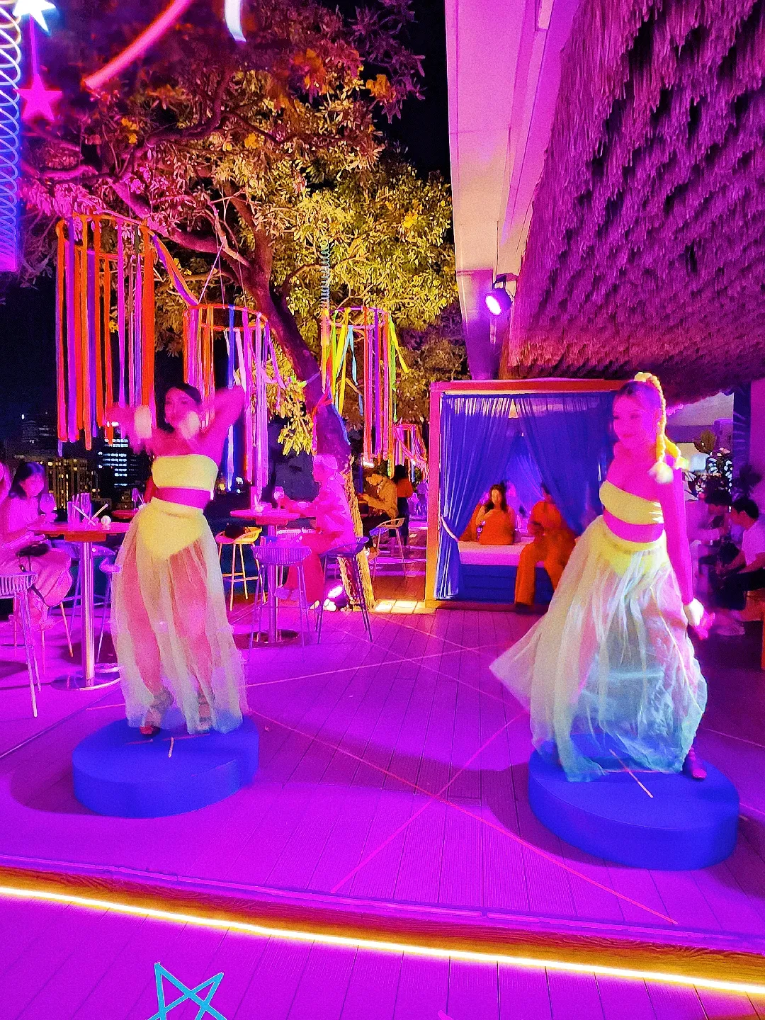 Neon Beach Party @ View Bangkok Rooftop สุดปัง 💗💗 | แกลเลอรีที่โพสต์โดย ...