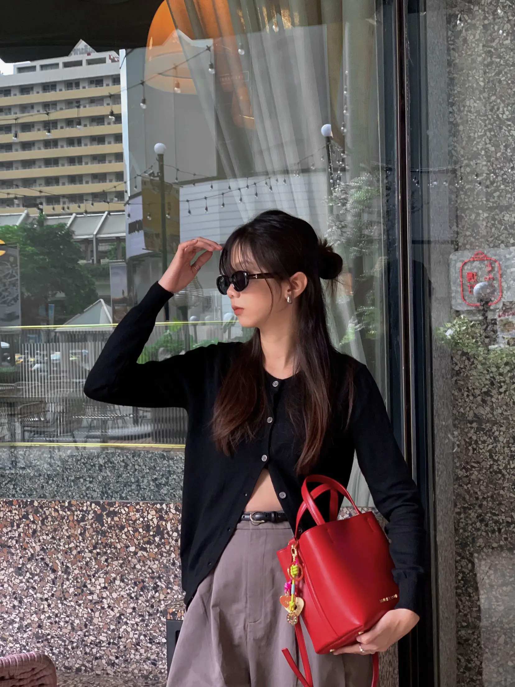 แจกพิกัดกระเป๋าสีแดงที่ถูกต้อง ️ แมทช์ชุดได้แบบชิคๆ🐦‍🔥💥 | แกลเลอรีที่โพสต์โดย jry | Lemon8