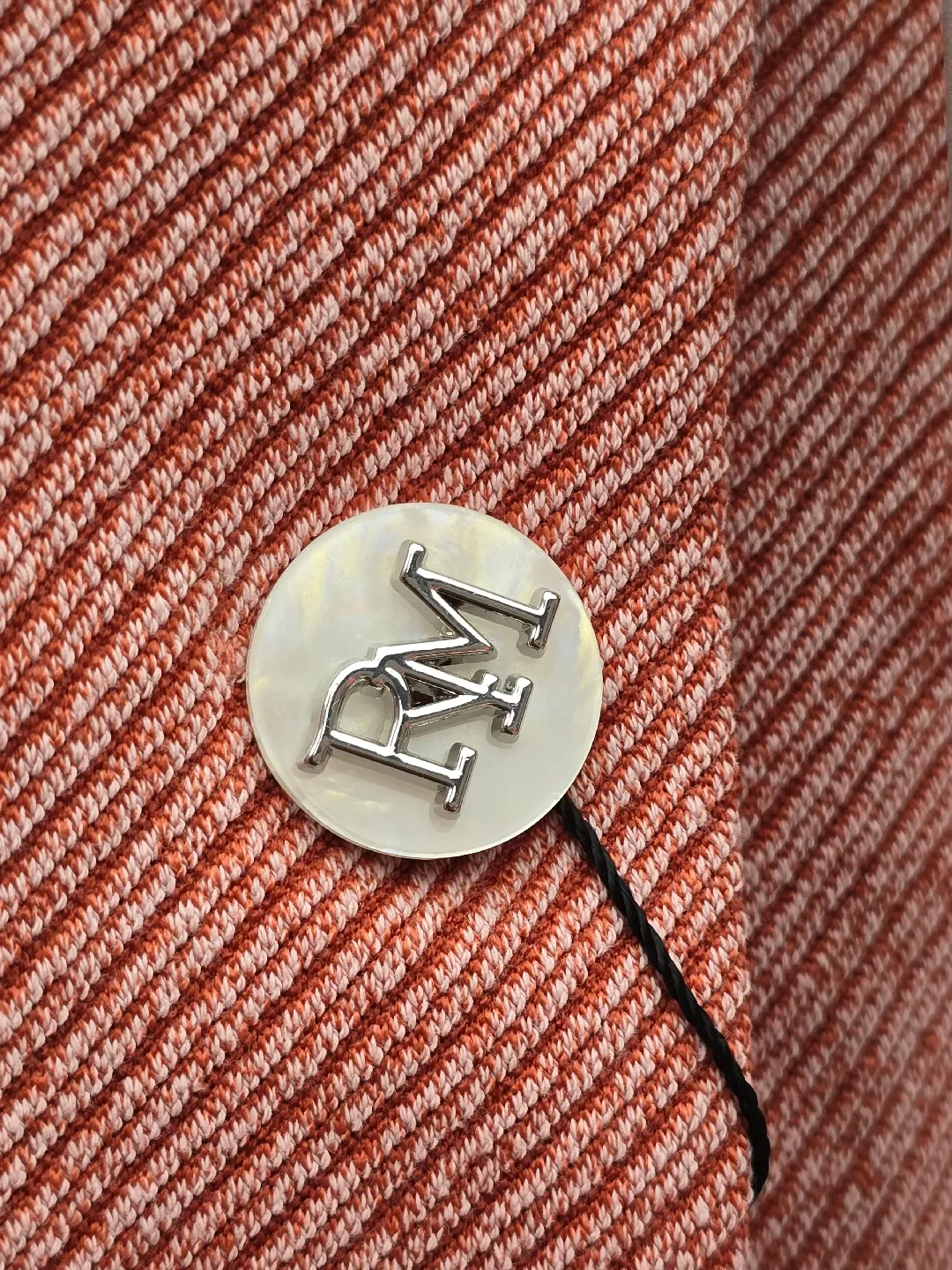 พามาดูเสื้อ Jacket Rally รุ่นใหม่ ถึงหน้าร้าน! 🪅 | แกลเลอรีที่โพสต์โดย thetinybangs | Lemon8