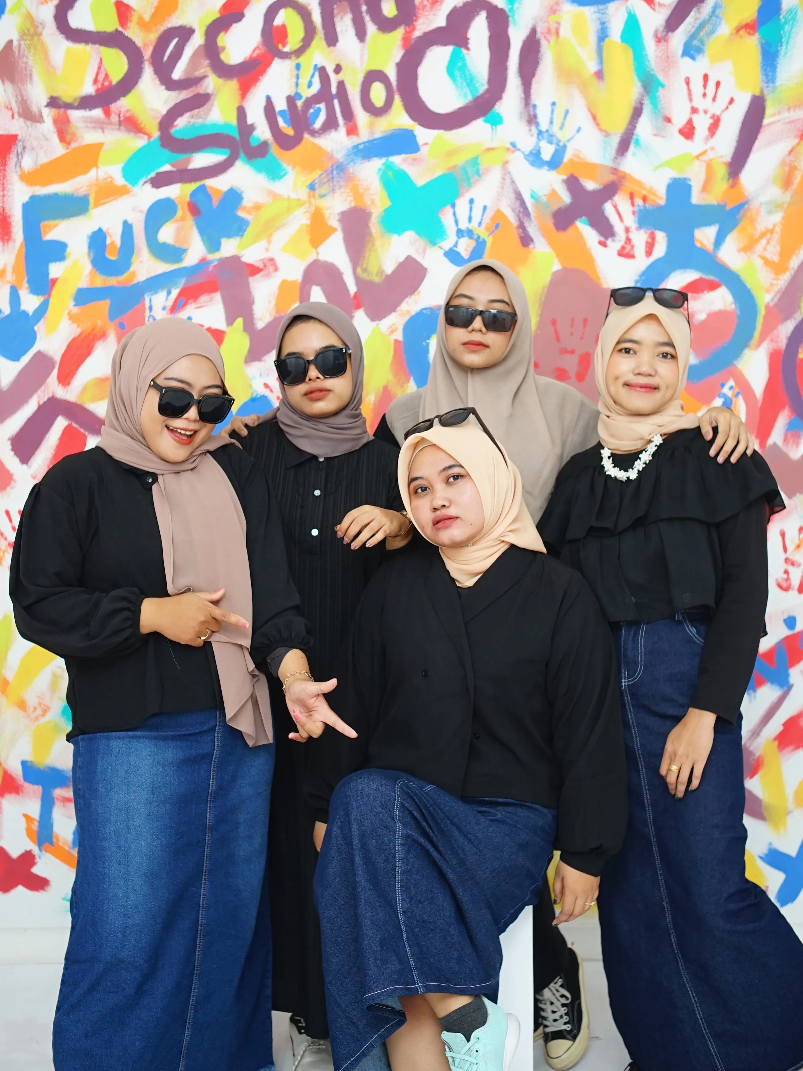 OUTFIT SELF PHOTO STUDIO, ATASAN HITAM & JEANS | Galeri diposting oleh ...