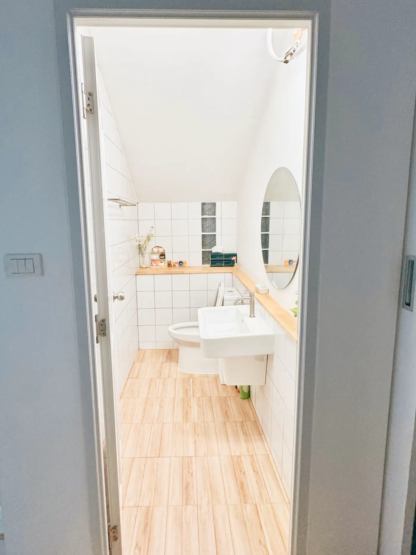 Rest room tour 🚽 ห้องน้ำจิ๋วใต้บันได + พิกัดของใช้ | แกลเลอรีที่โพสต์ ...