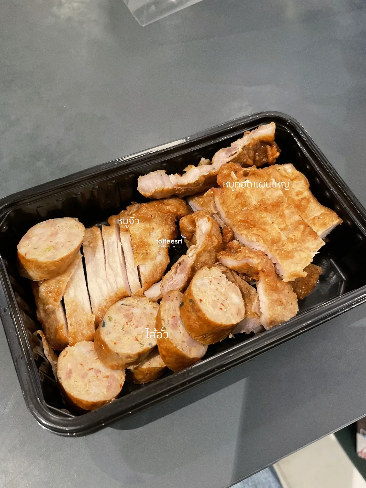 ไม่ต้องไปถึงเชียงใหม่ ก็ได้กินหมูทอดดำรงค์ 🐷🥓 | แกลเลอรีที่โพสต์โดย toffeesrt | Lemon8