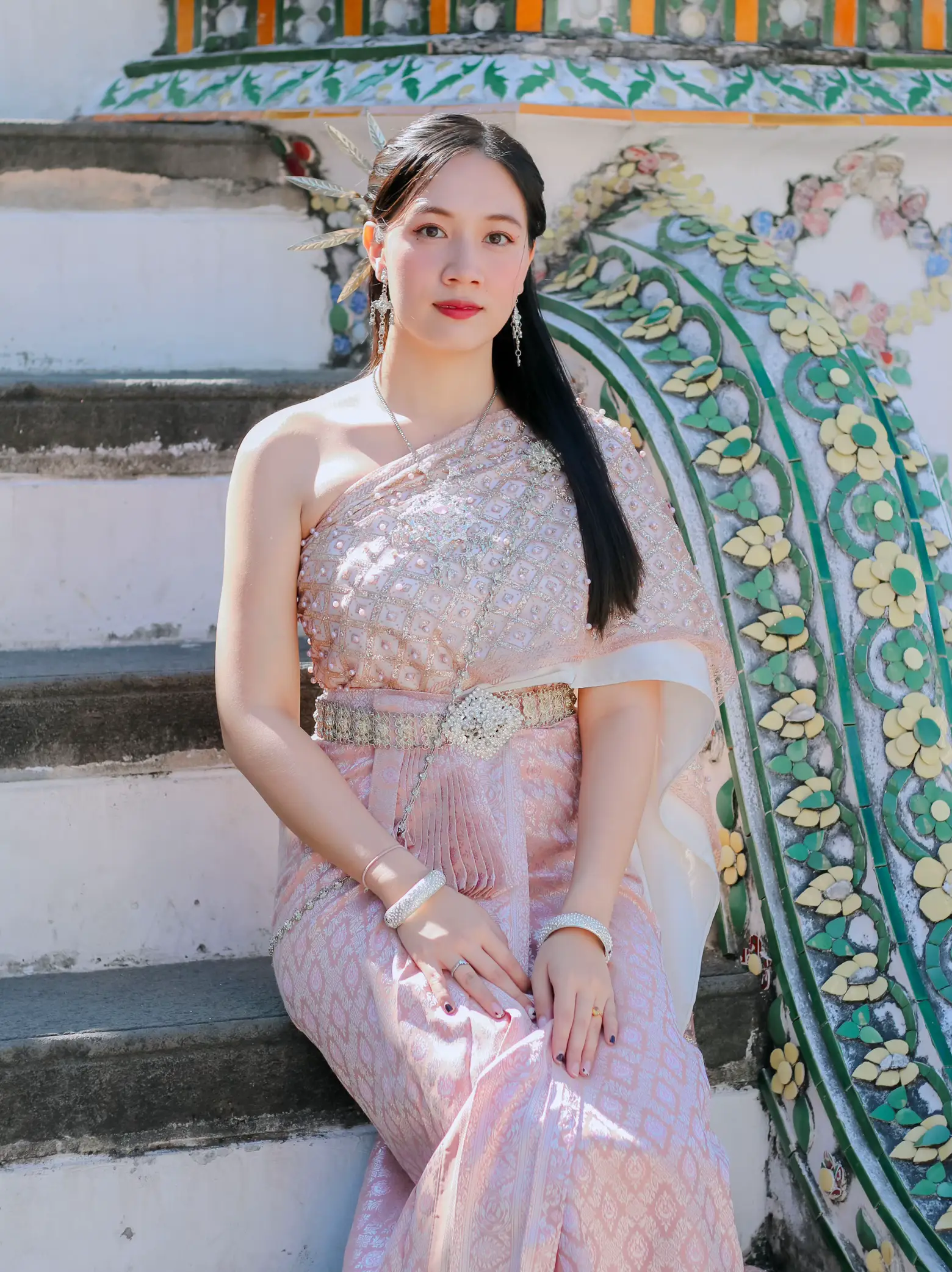 ใส่ชุดไทยแล้วไปถ่ายรูปวัดอรุณกัน🫶🏻 | แกลเลอรีที่โพสต์โดย Pladao🦋 | Lemon8